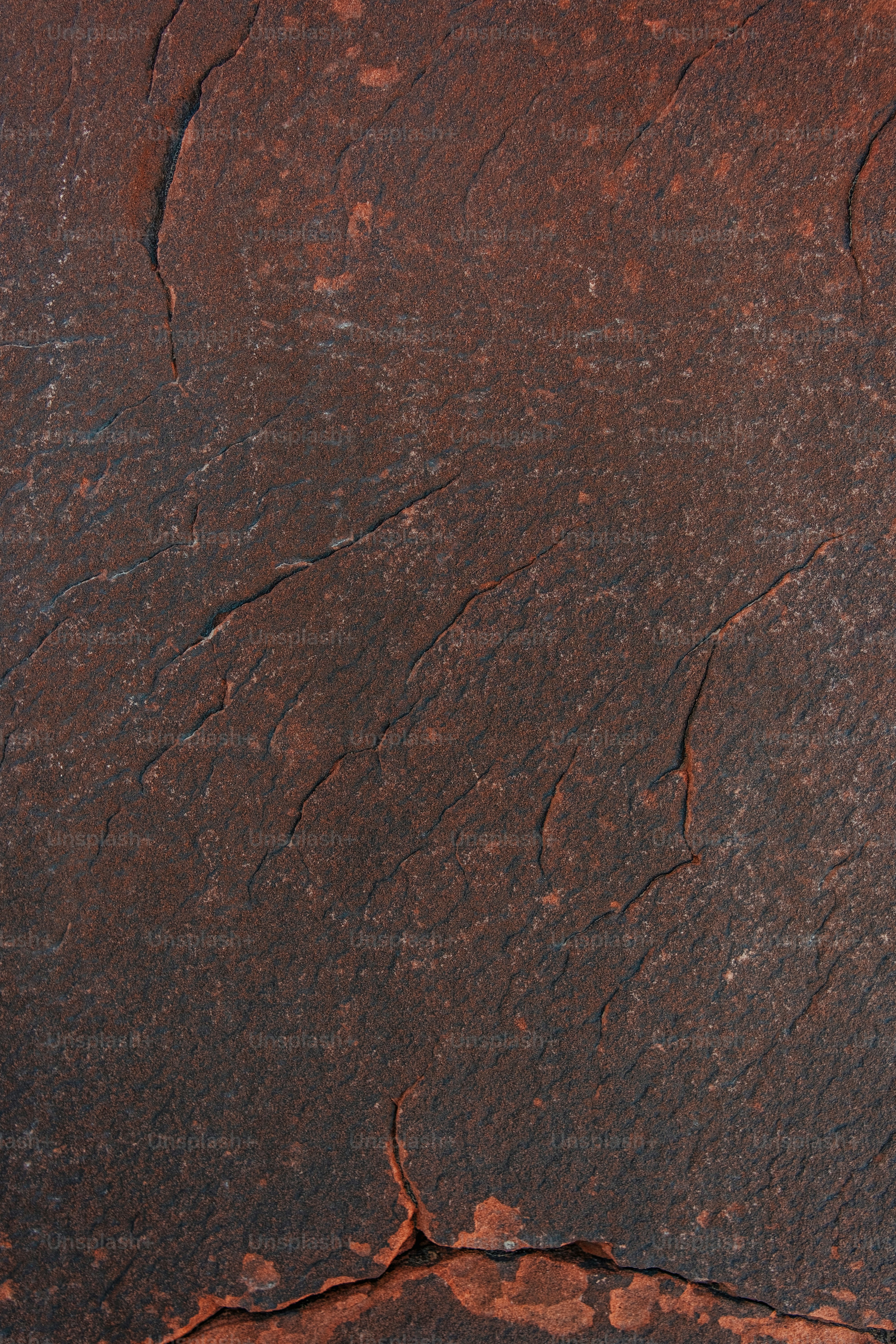 Un gros plan d’un rocher avec des fissures photo – Texture de la saleté ...