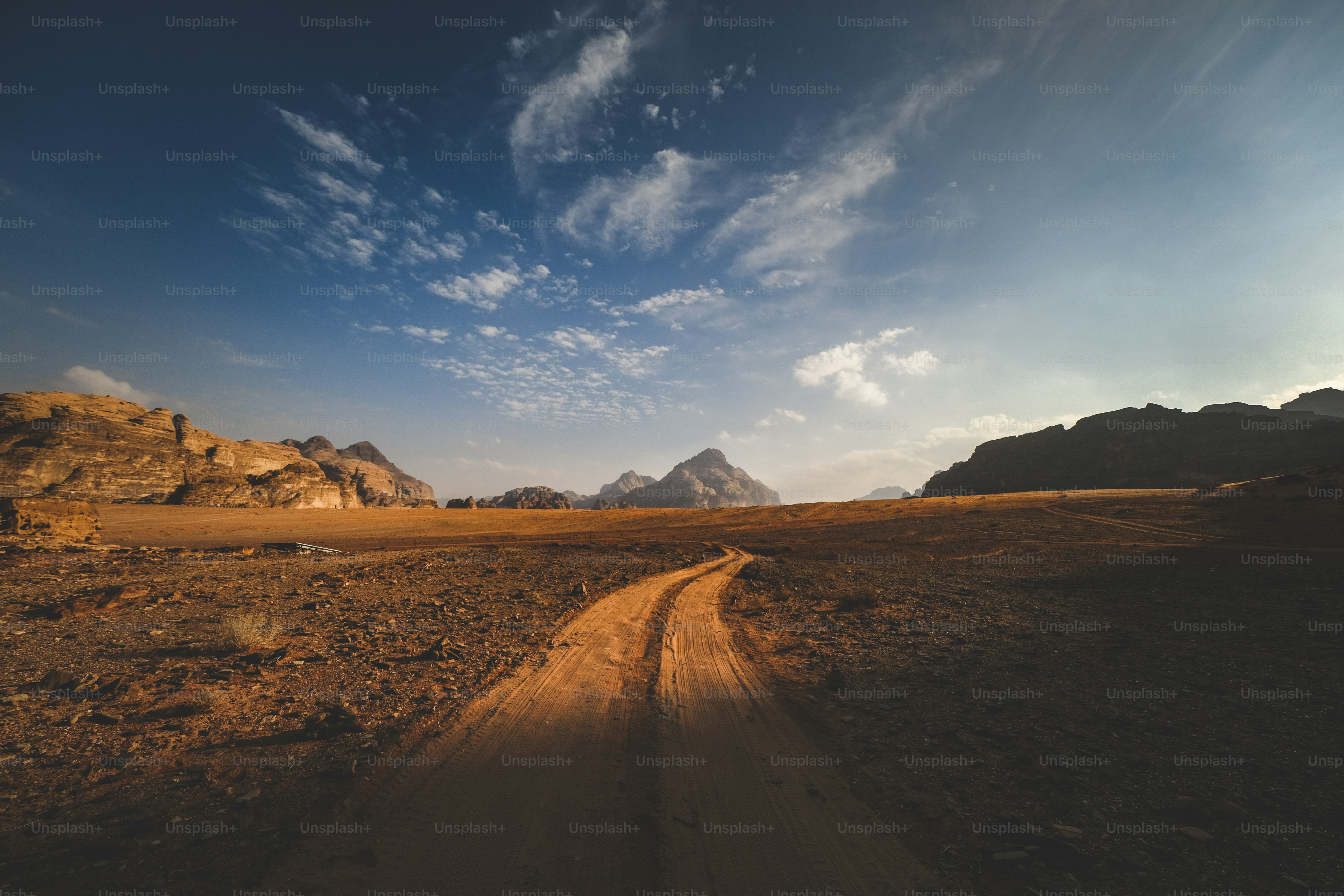 Un chemin de terre au milieu d’un désert photo – Décor Photo sur Unsplash
