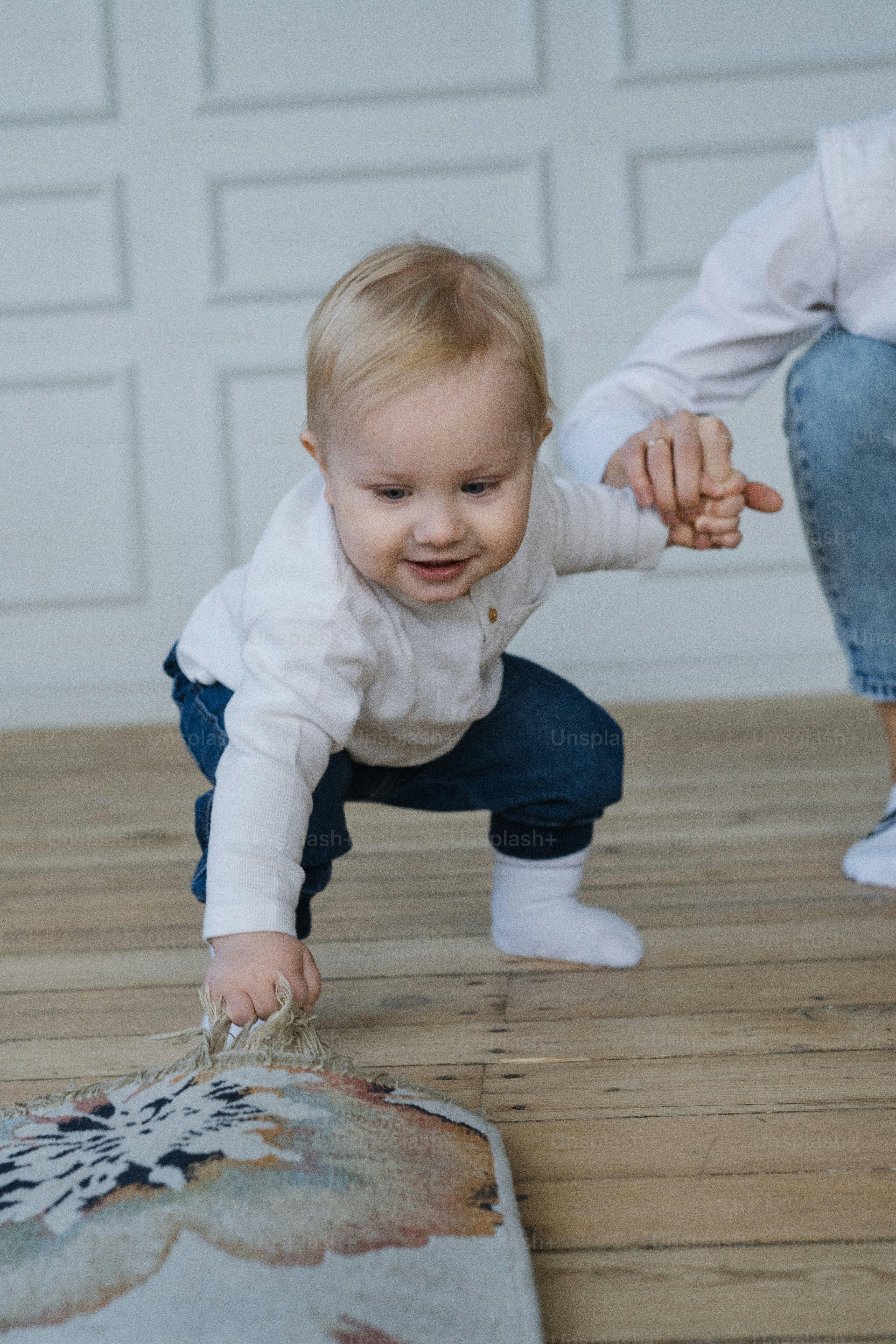A baby crawling on the floor with a rug photo – Child Image on Unsplash