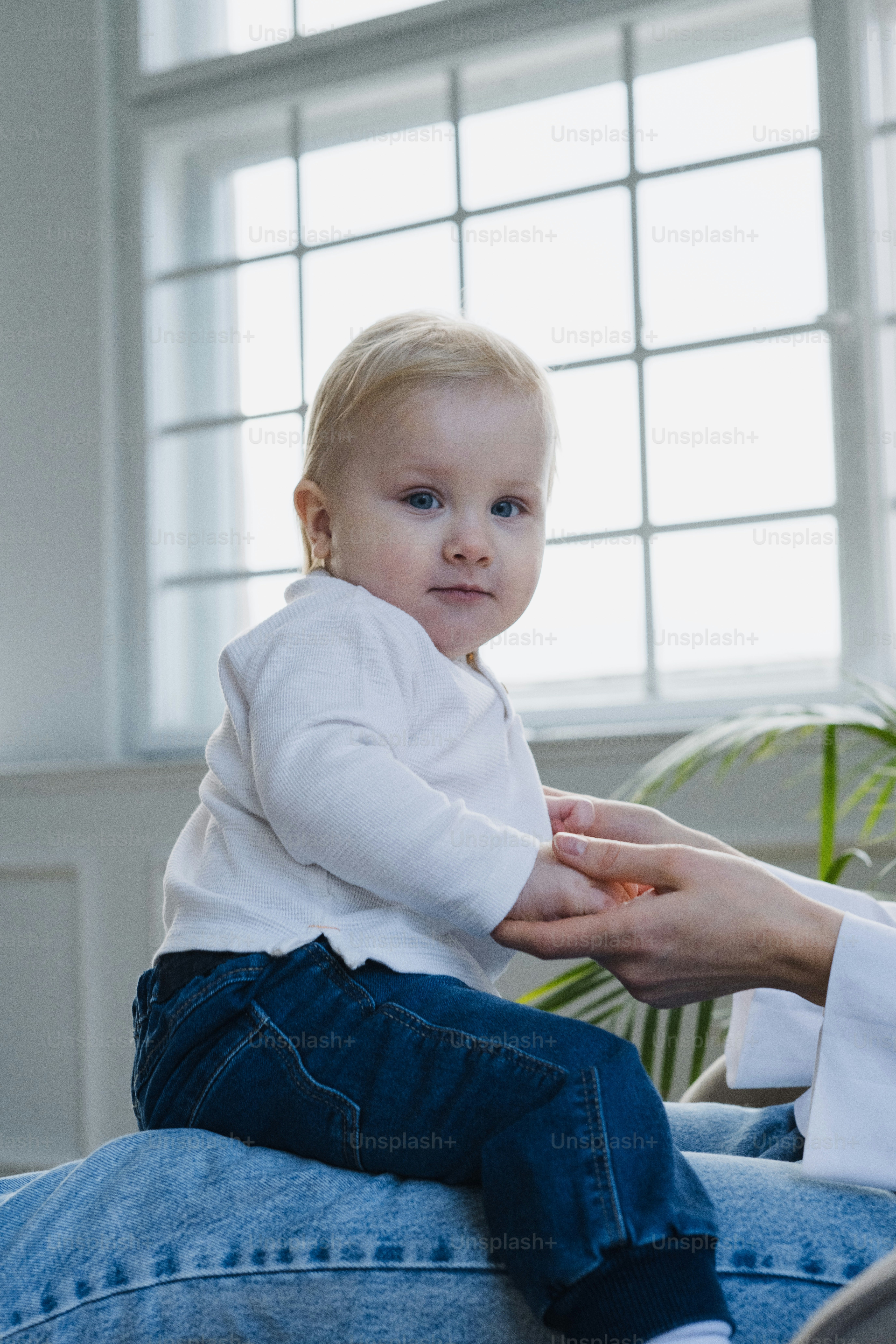 Foto Una mujer sosteniendo a un niño pequeño en su regazo – Familia ...
