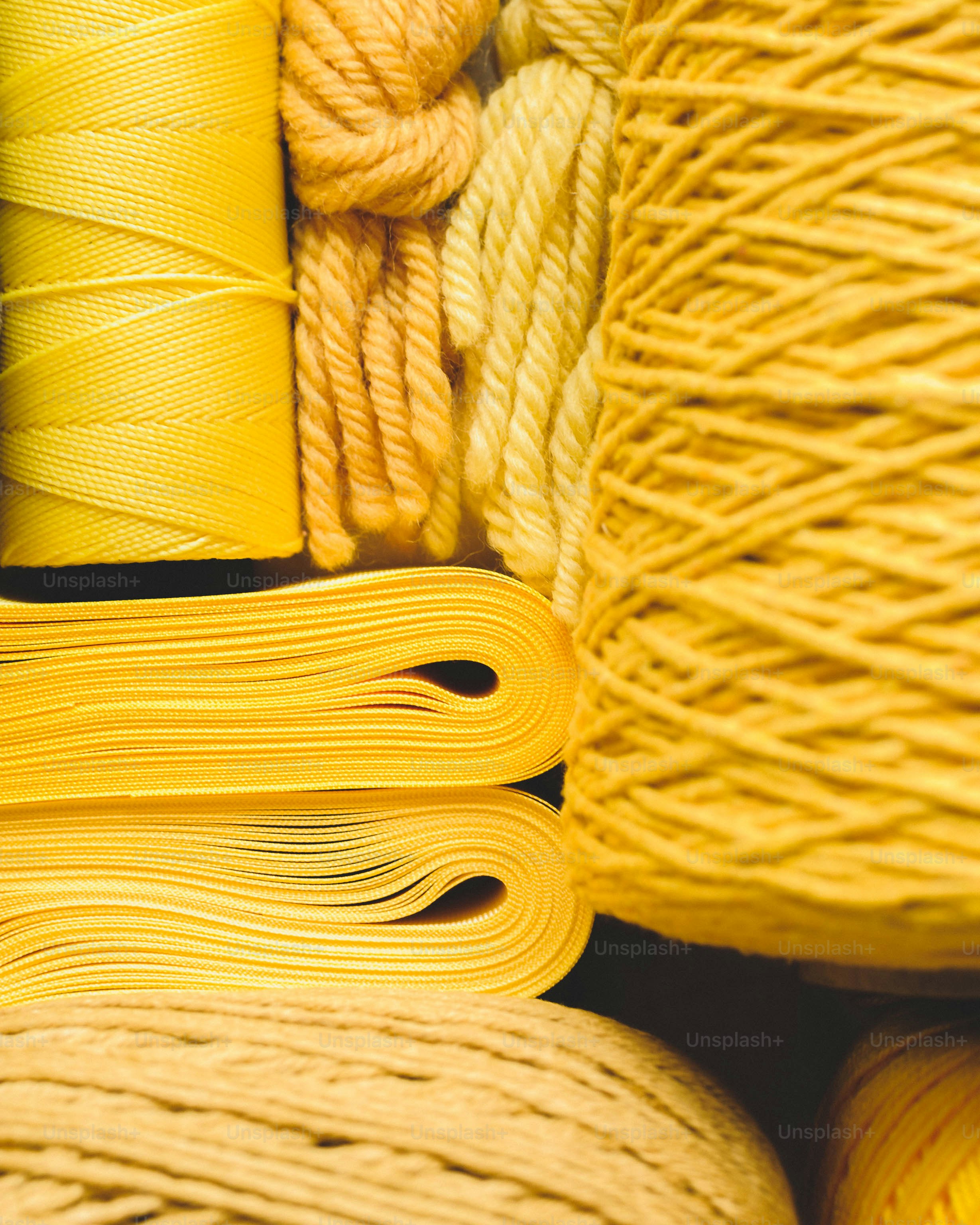 Un gros plan de nombreuses couleurs de fil différentes photo ...