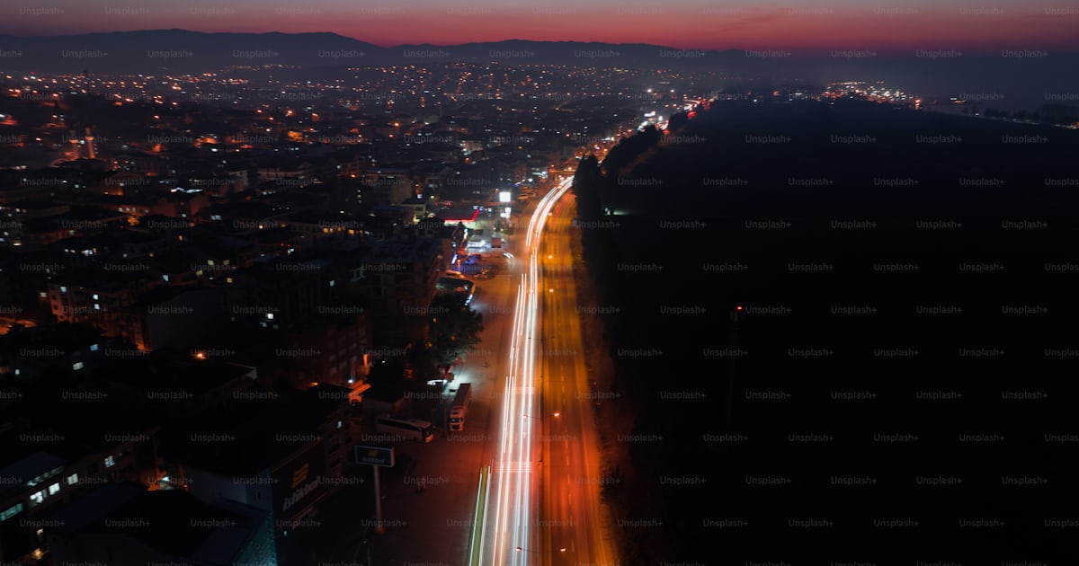 Foto zum Thema Eine Luftaufnahme einer Stadt bei Nacht – Bild zu ... Foto zum Thema Eine Luftaufnahme einer Stadt bei Nacht – Bild zu ...