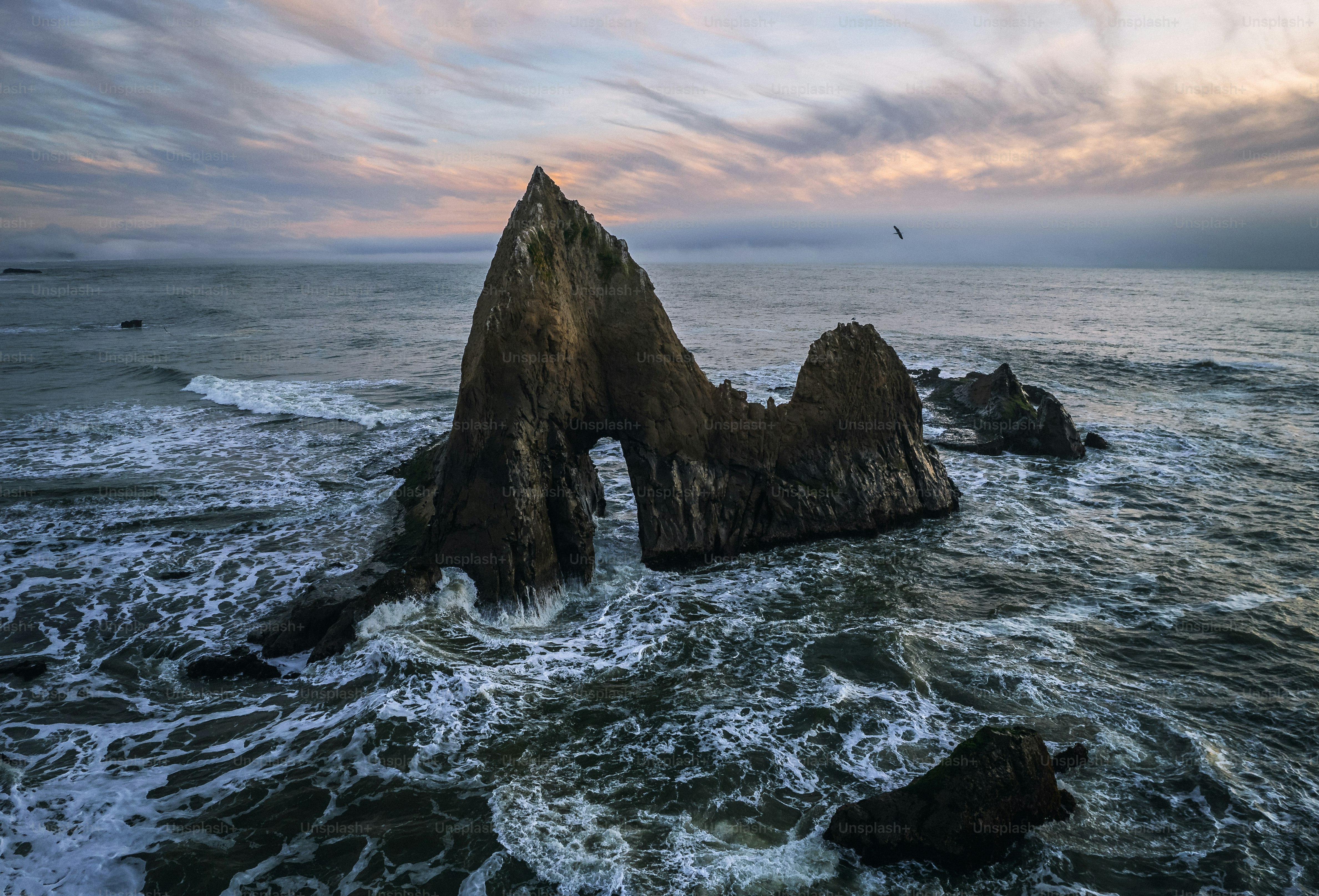 Un gros rocher sortant de l’océan photo – Etats-Unis Photo sur Unsplash