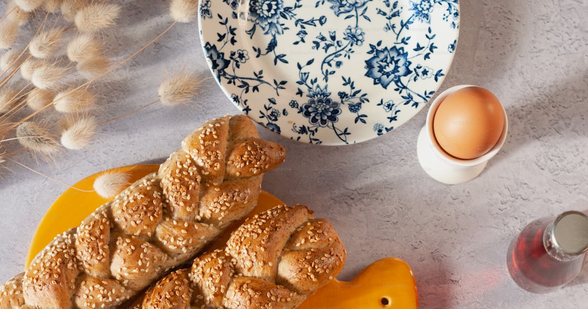 Foto Una Mesa Cubierta Con Platos De Comida Y Tazas De Café Cocina