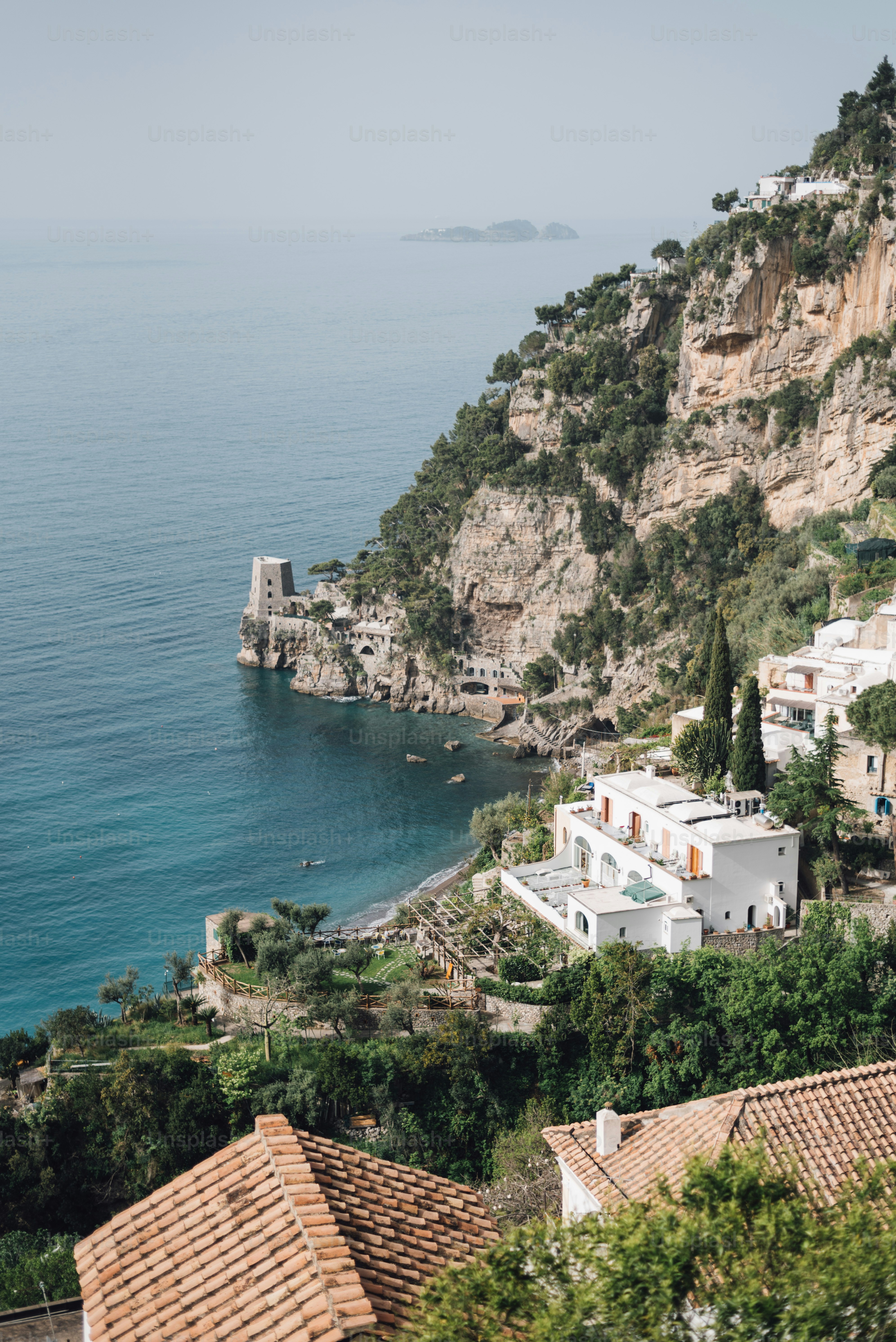 Une vue de l’océan depuis le sommet d’une colline photo – Italie Photo ...