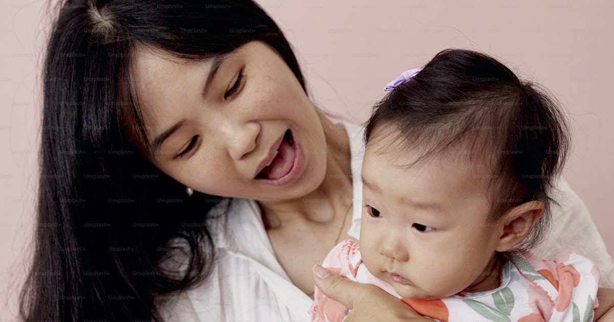 아기를 품에 안고 있는 여자 사진 Unsplash의 엄마 이미지