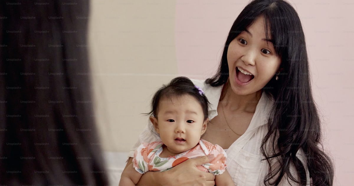 거울 앞에서 아기를 안고 있는 여자 사진 Unsplash의 엄마 아기 이미지