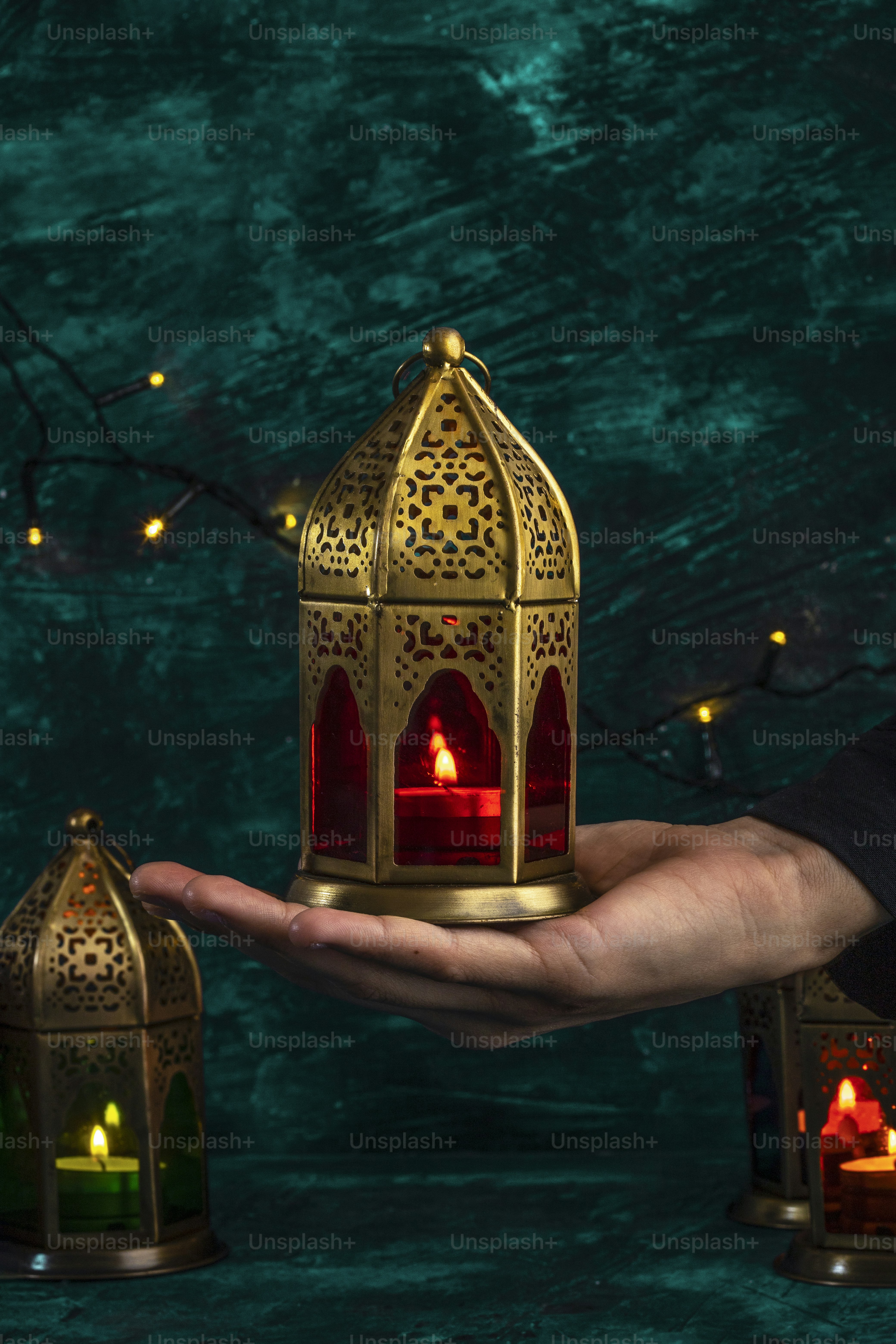 Une personne tenant une bougie allumée à la main photo – Ancienne lampe ...