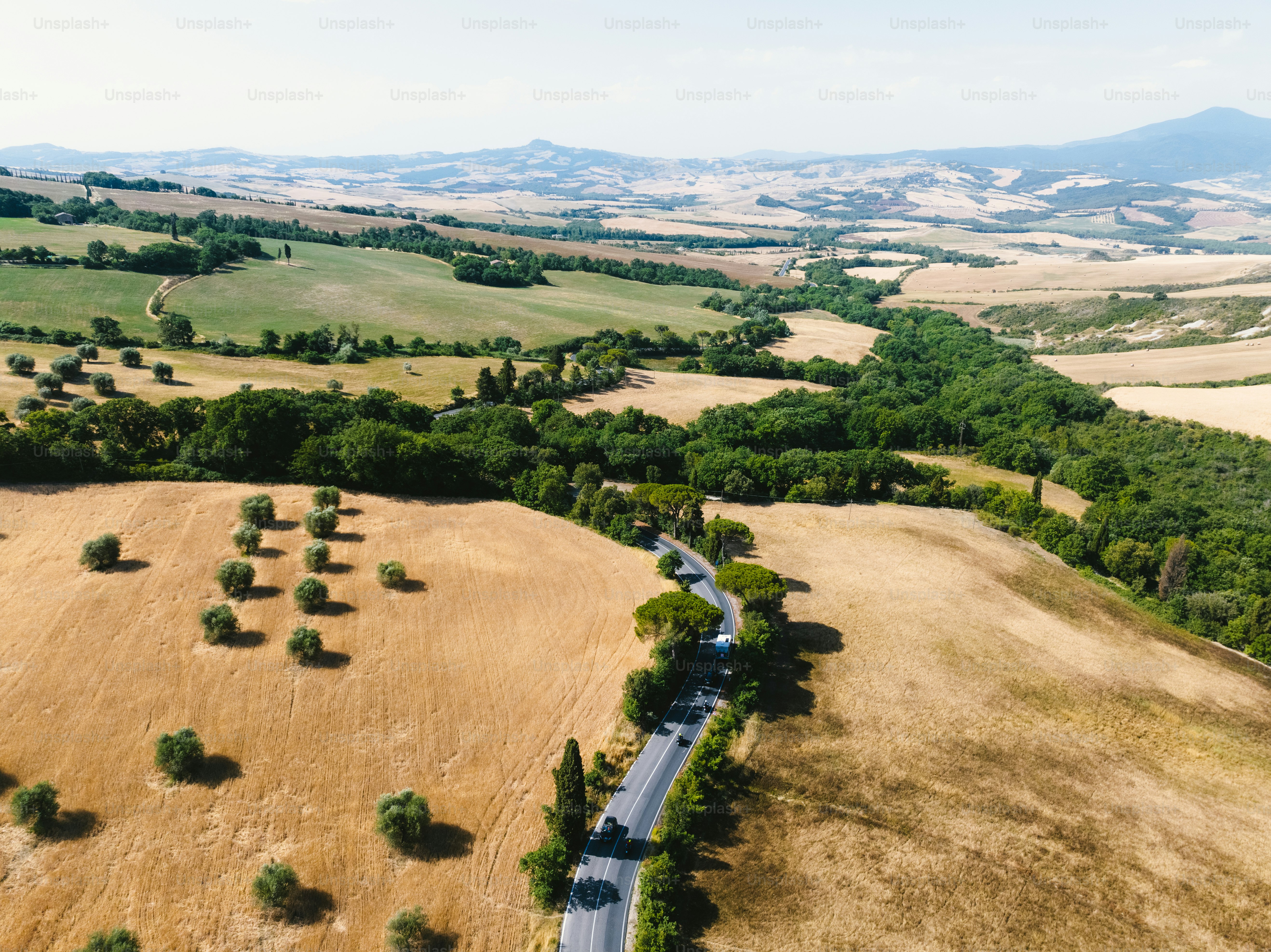 Una vista aérea de un camino rural en medio de un campo foto – Imagen ...
