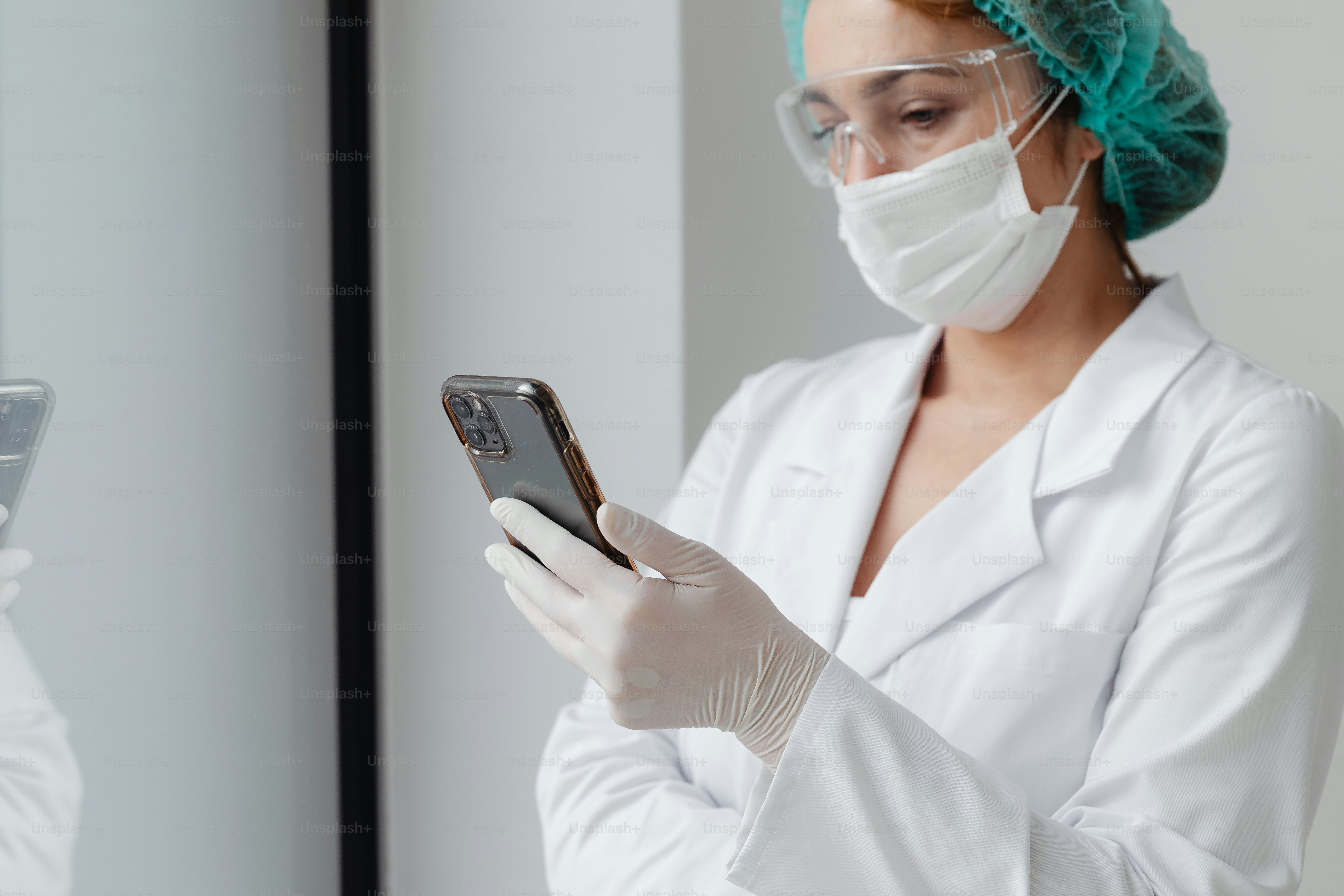 Foto Una Mujer Con Una Bata Blanca De Laboratorio Sosteniendo Un