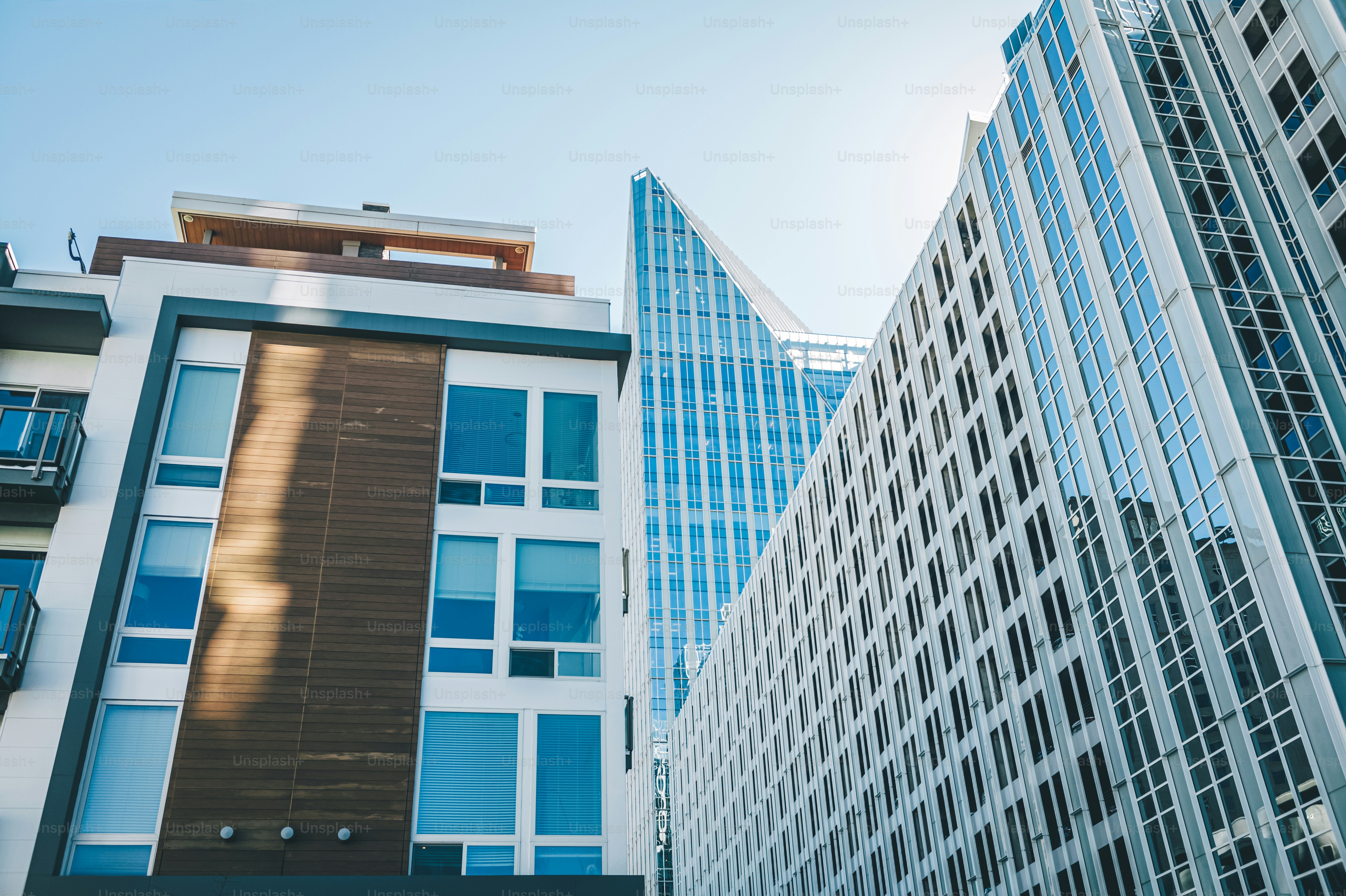 Um edifício muito alto sentado ao lado de outros edifícios altos foto – Imagem sobre Edifício na ...