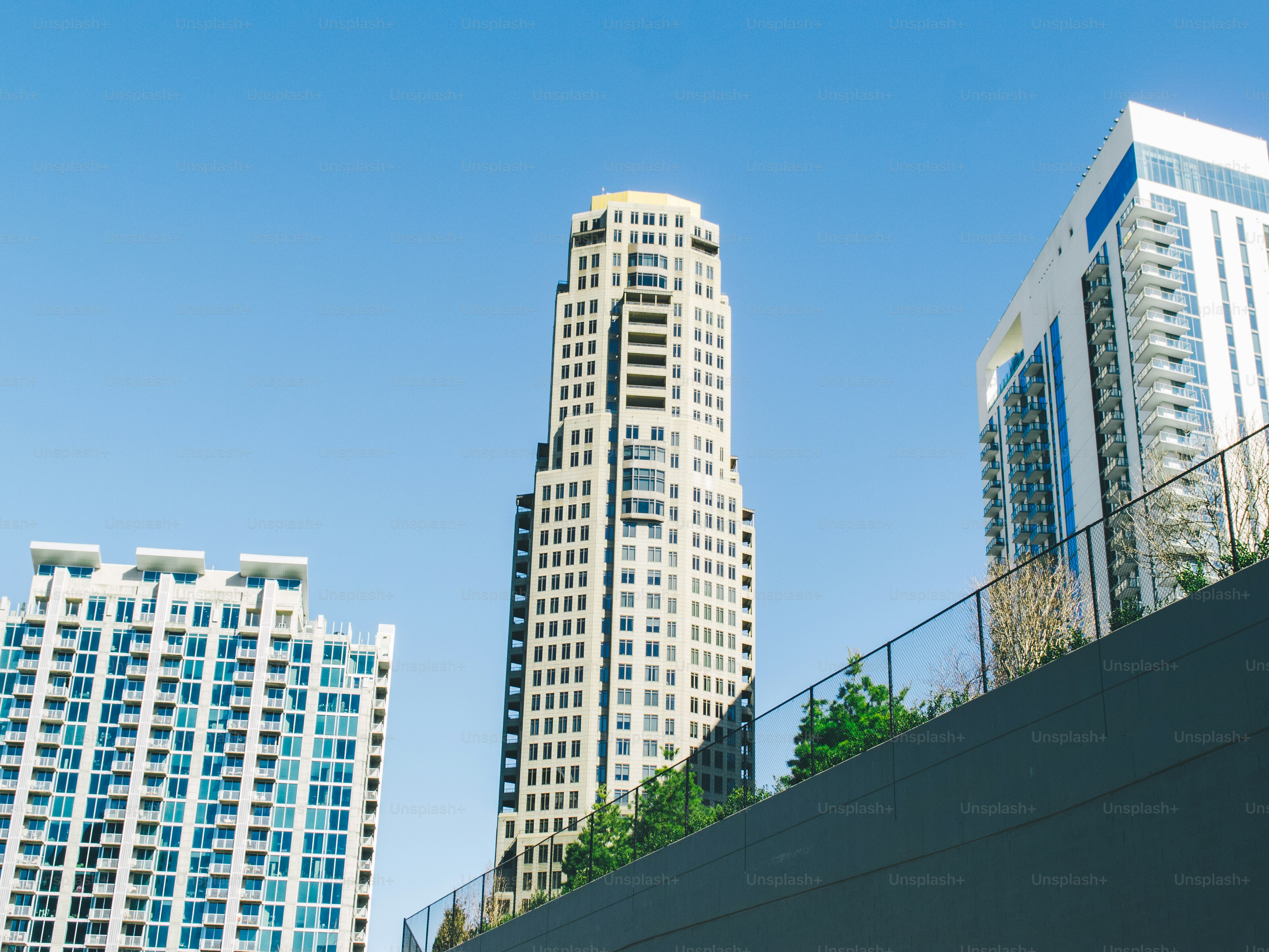 A very tall building towering over a city photo – Atlanta Image on Unsplash