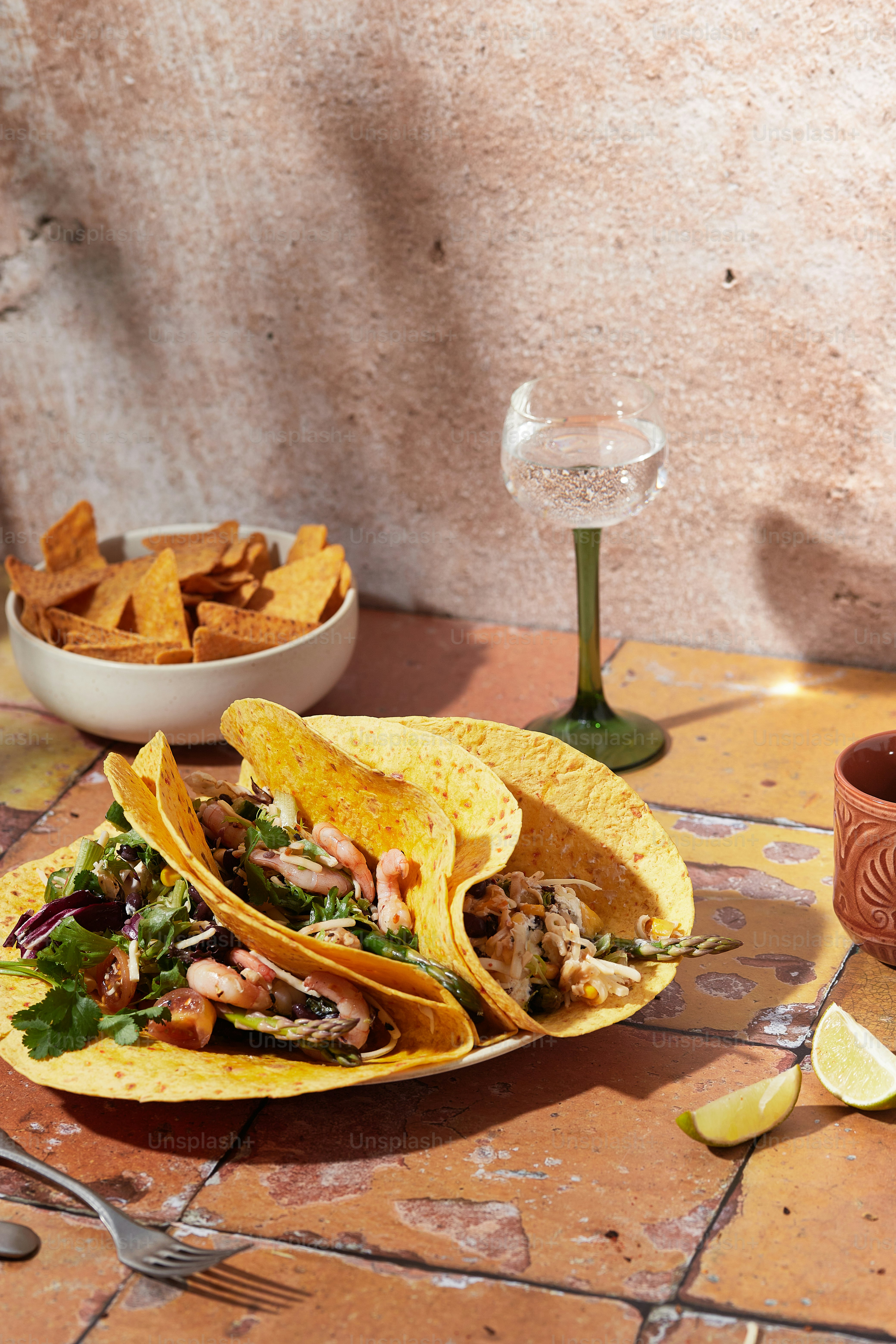 Three tacos and a bowl of chips on a table photo – Food Image on Unsplash