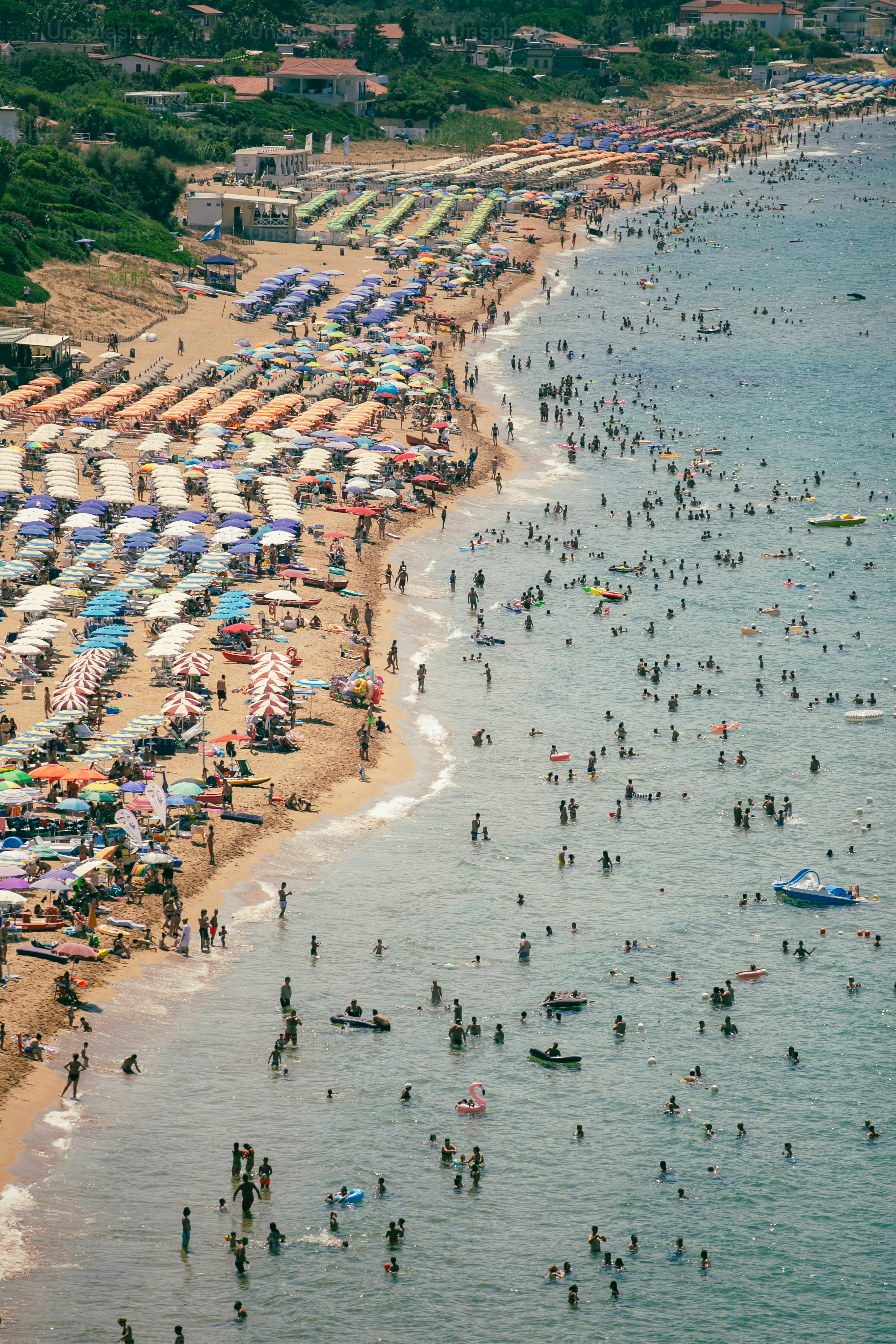 Ein überfüllter Strand mit vielen Menschen und Sonnenschirmen Foto ...