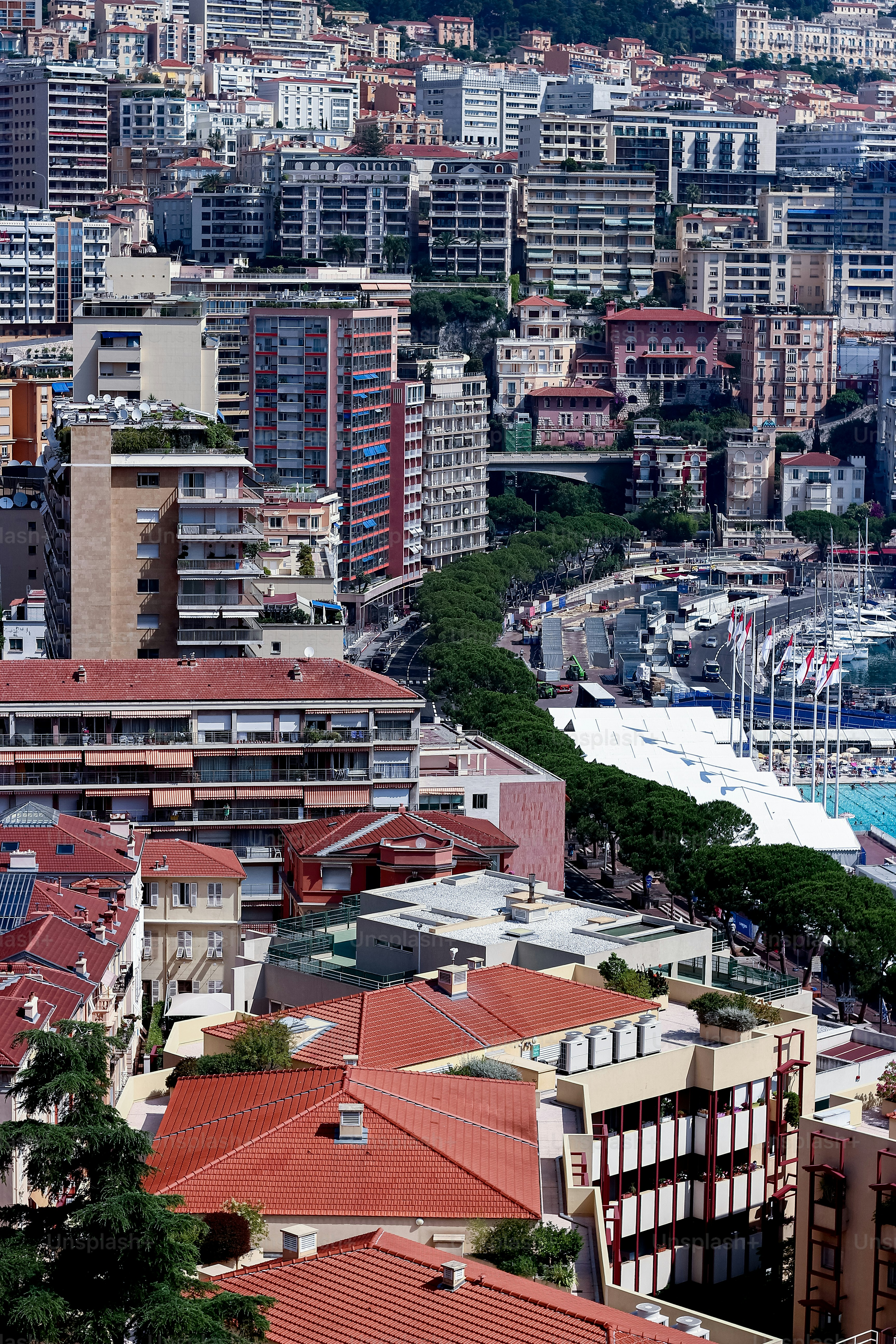Foto Una ciudad con muchos edificios altos junto a un cuerpo de agua ...