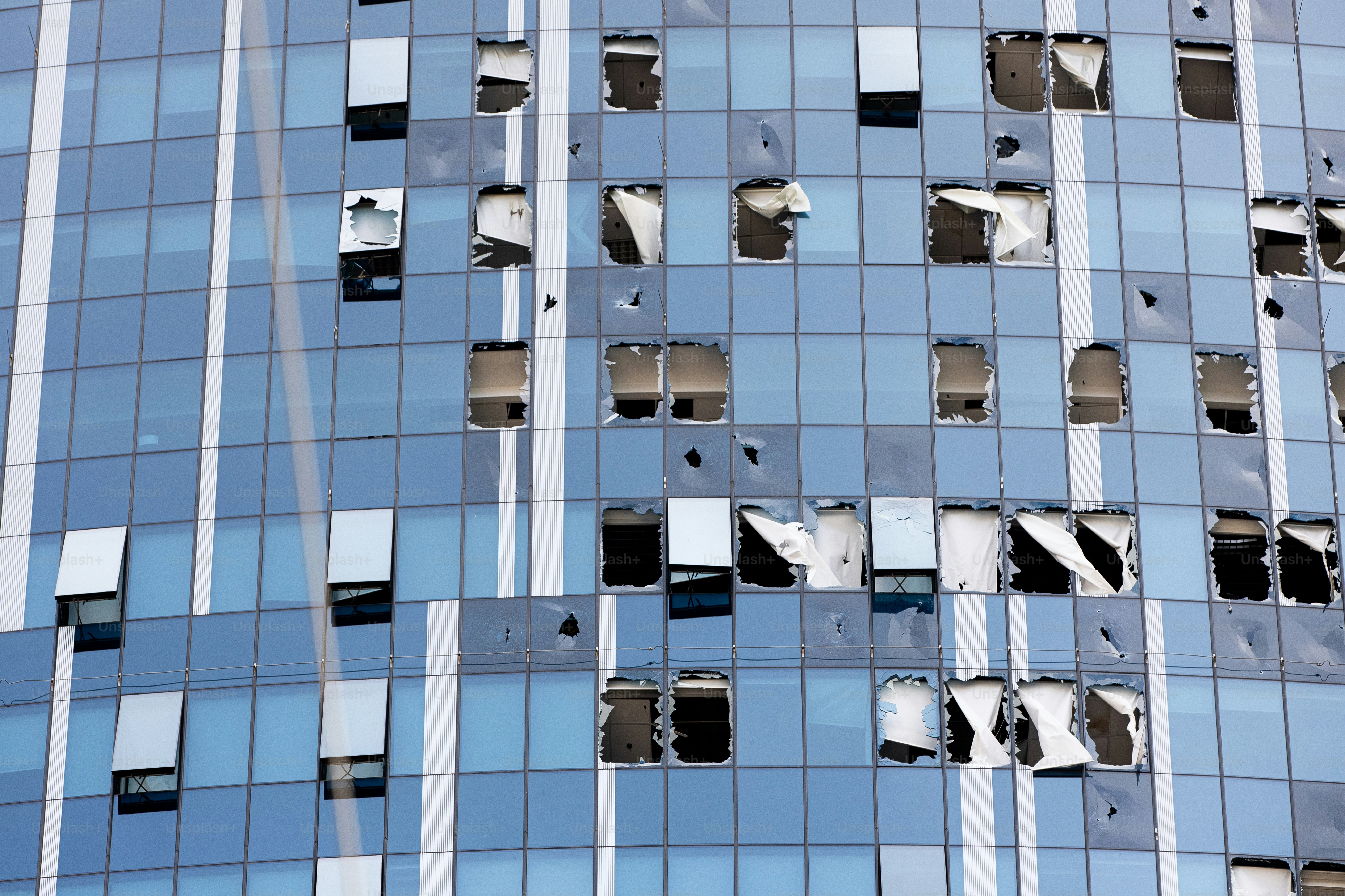 Foto Un edificio muy alto con muchas ventanas rotas – Edificio ...