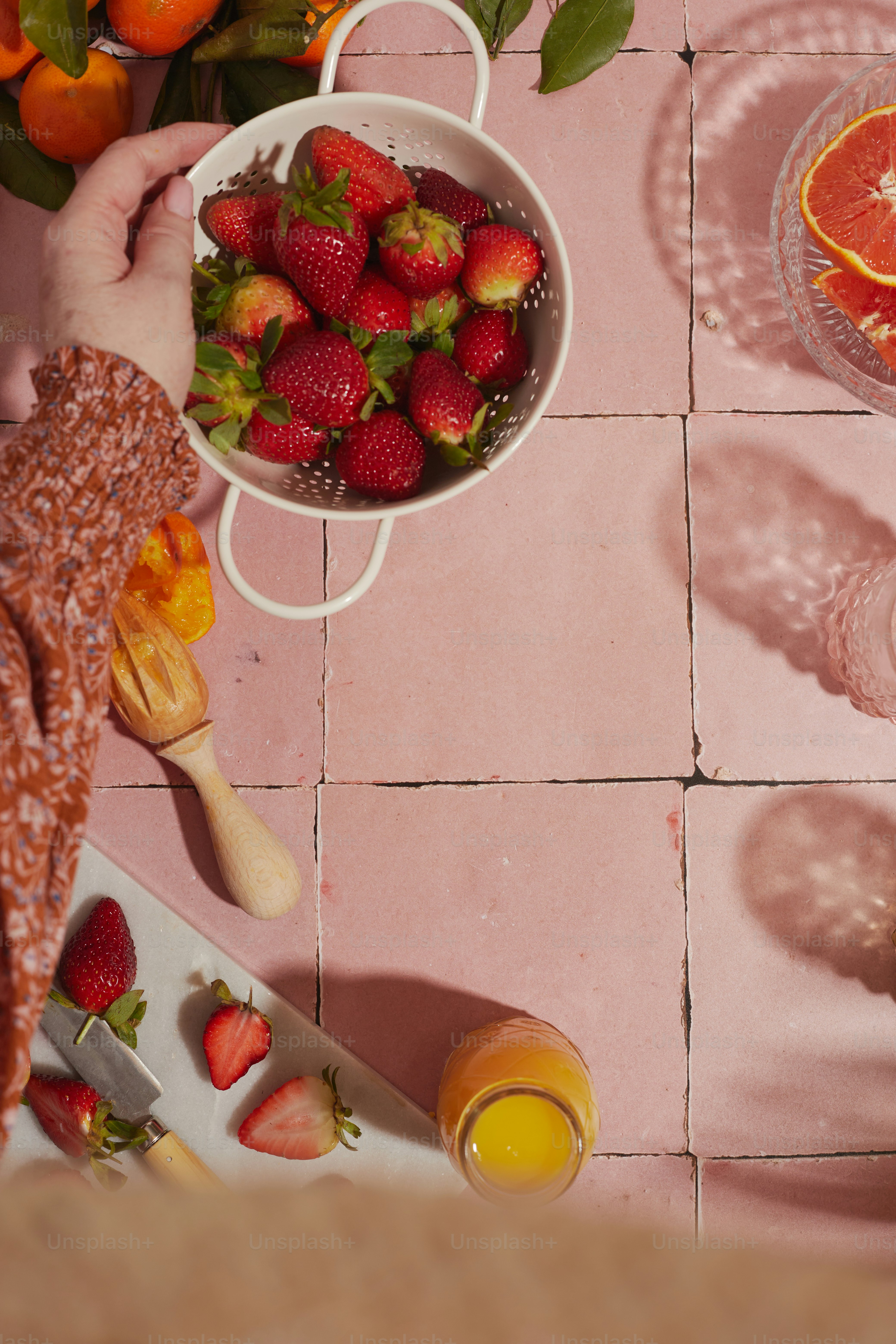 A table topped with a bowl of fruit and a bowl of oranges photo – Food ...