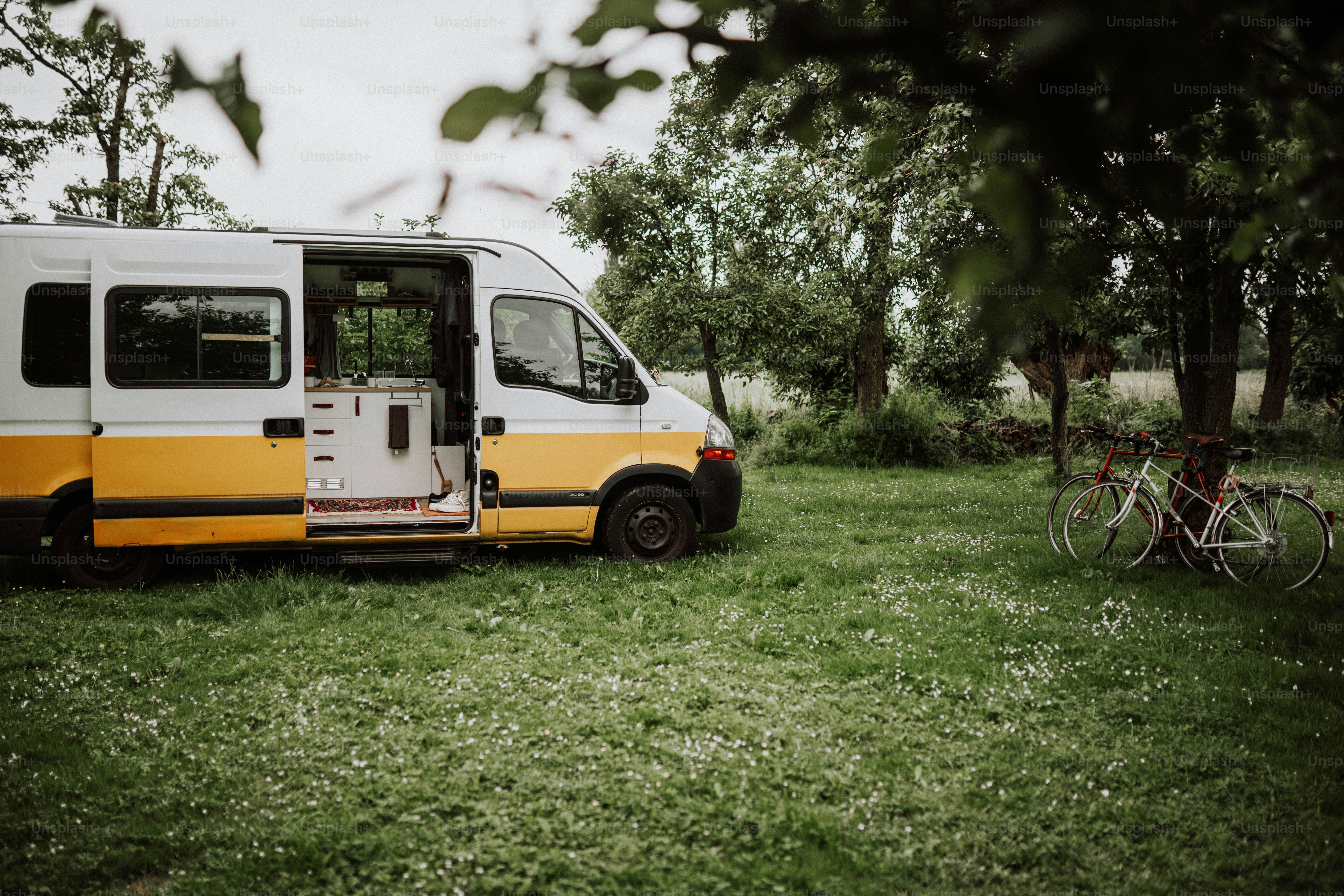A yellow and white bus parked in the grass photo – Travel Image on Unsplash