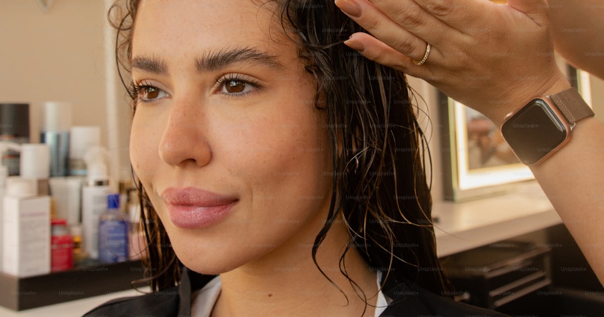 Foto Una Mujer Lavándose El Pelo En Un Salón Peine Imagen En Unsplash
