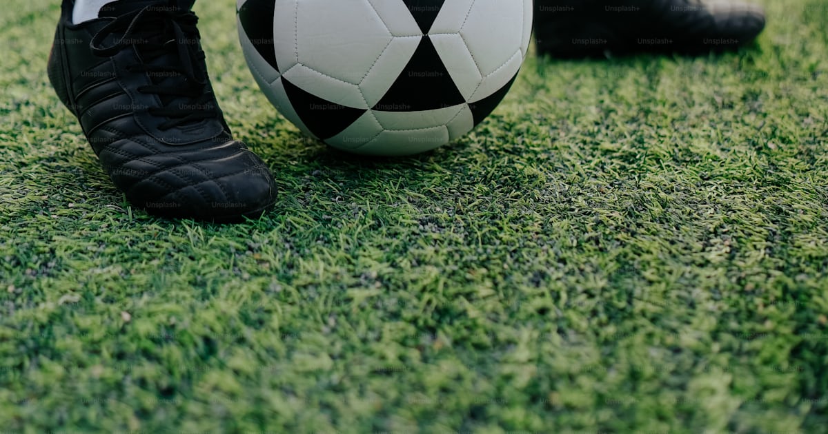노란색 반바지와 검은색 신발을 신고 축구공을 차는 사람 사진 Unsplash의 축구 이미지