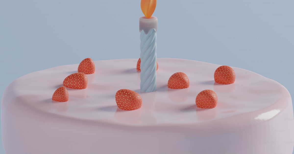 작은 사탕으로 둘러싸인 촛불 하나가 달린 생일 케이크 사진 Unsplash의 풀 Hd 월페이퍼 이미지