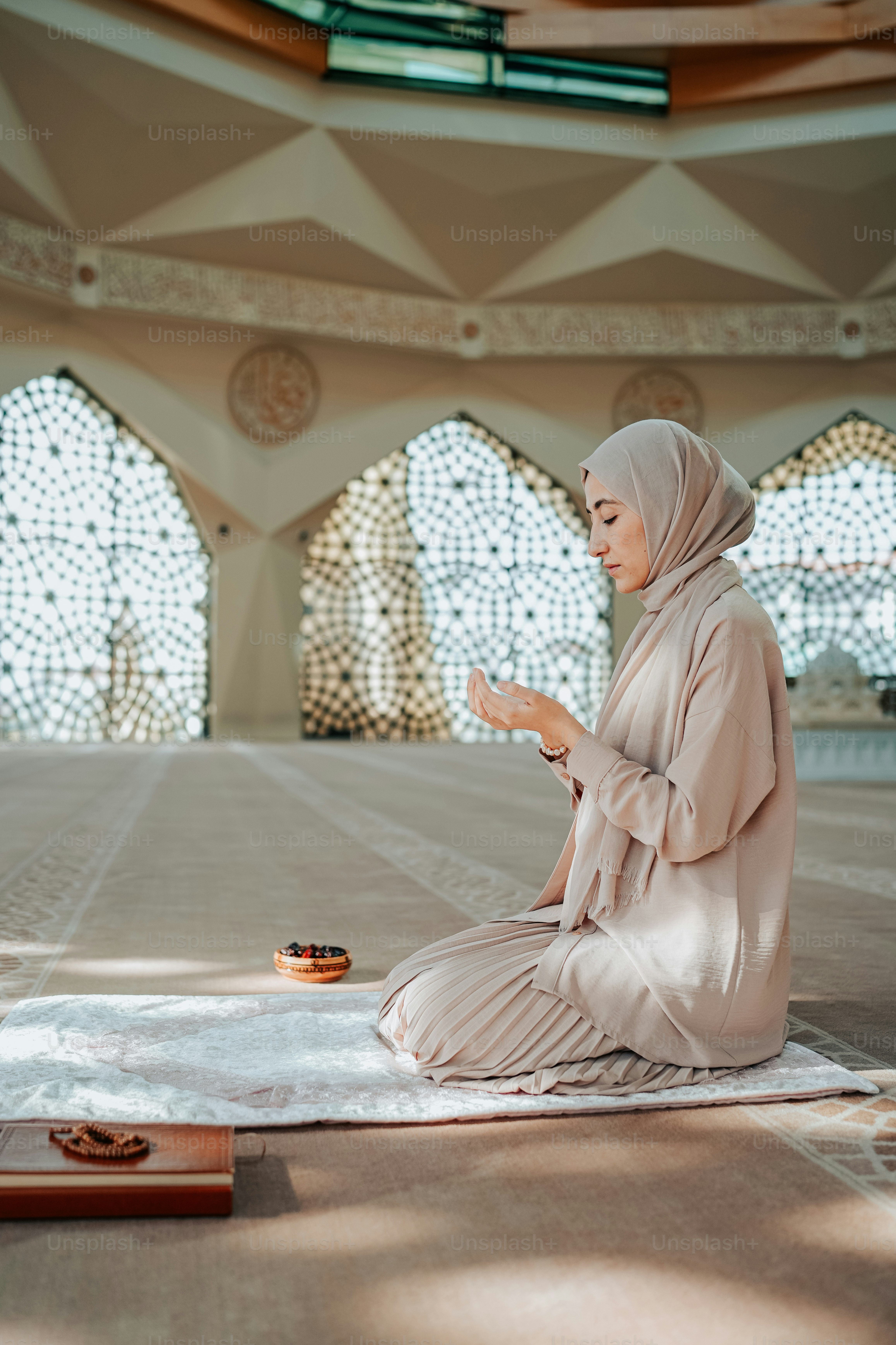 Une femme assise par terre utilisant un téléphone cellulaire photo ...