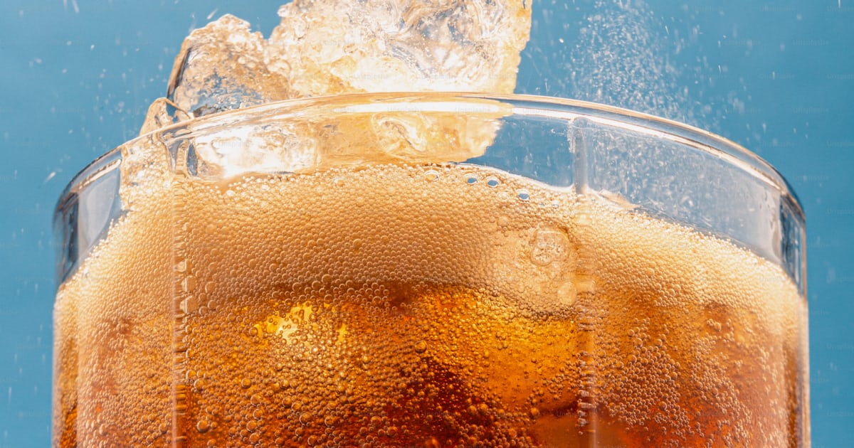 얼음과 맥주 한 잔의 클로즈업 사진 Unsplash의 시원한 음료 이미지