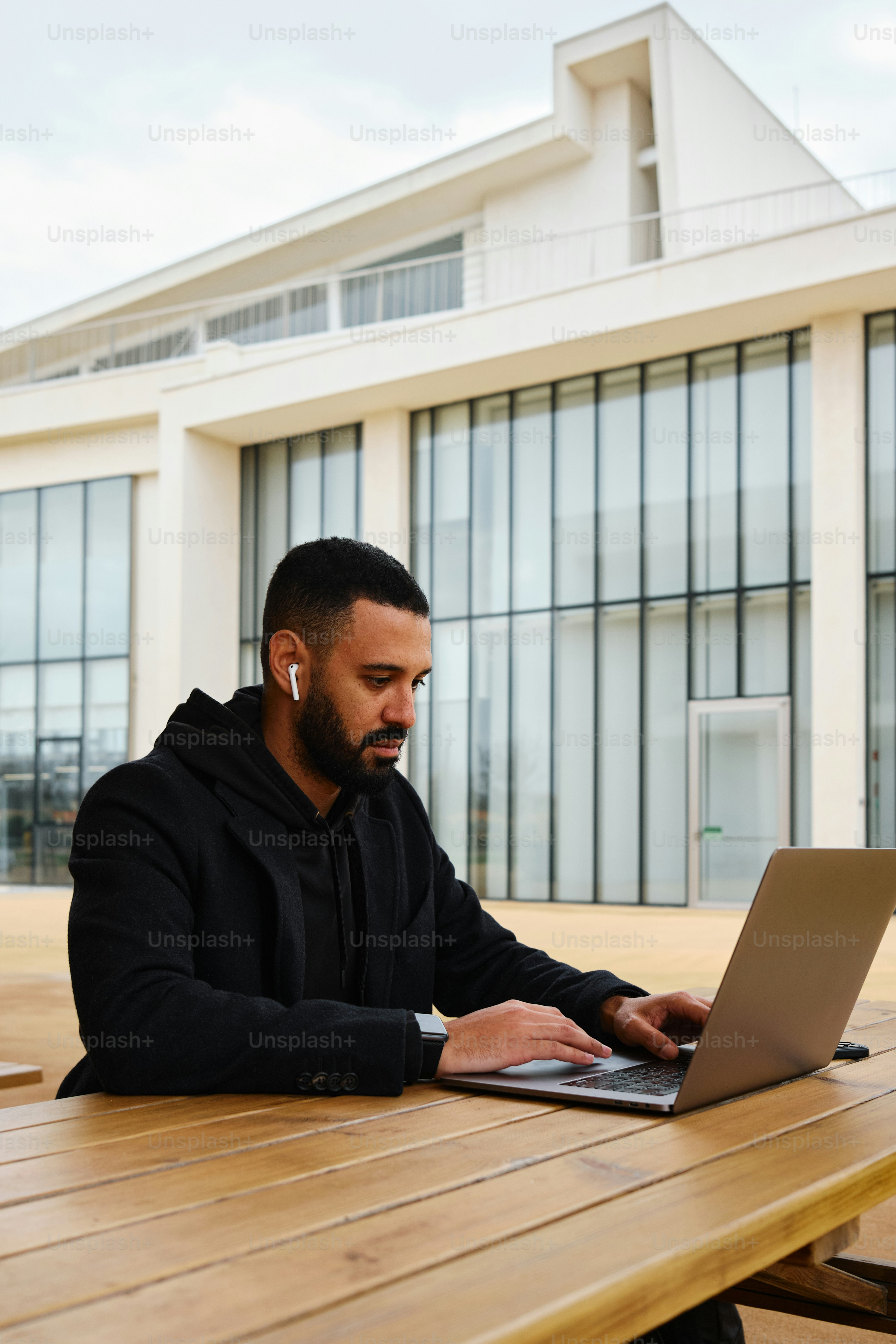 A person using a laptop on a wooden table photo – Laptop Image on Unsplash