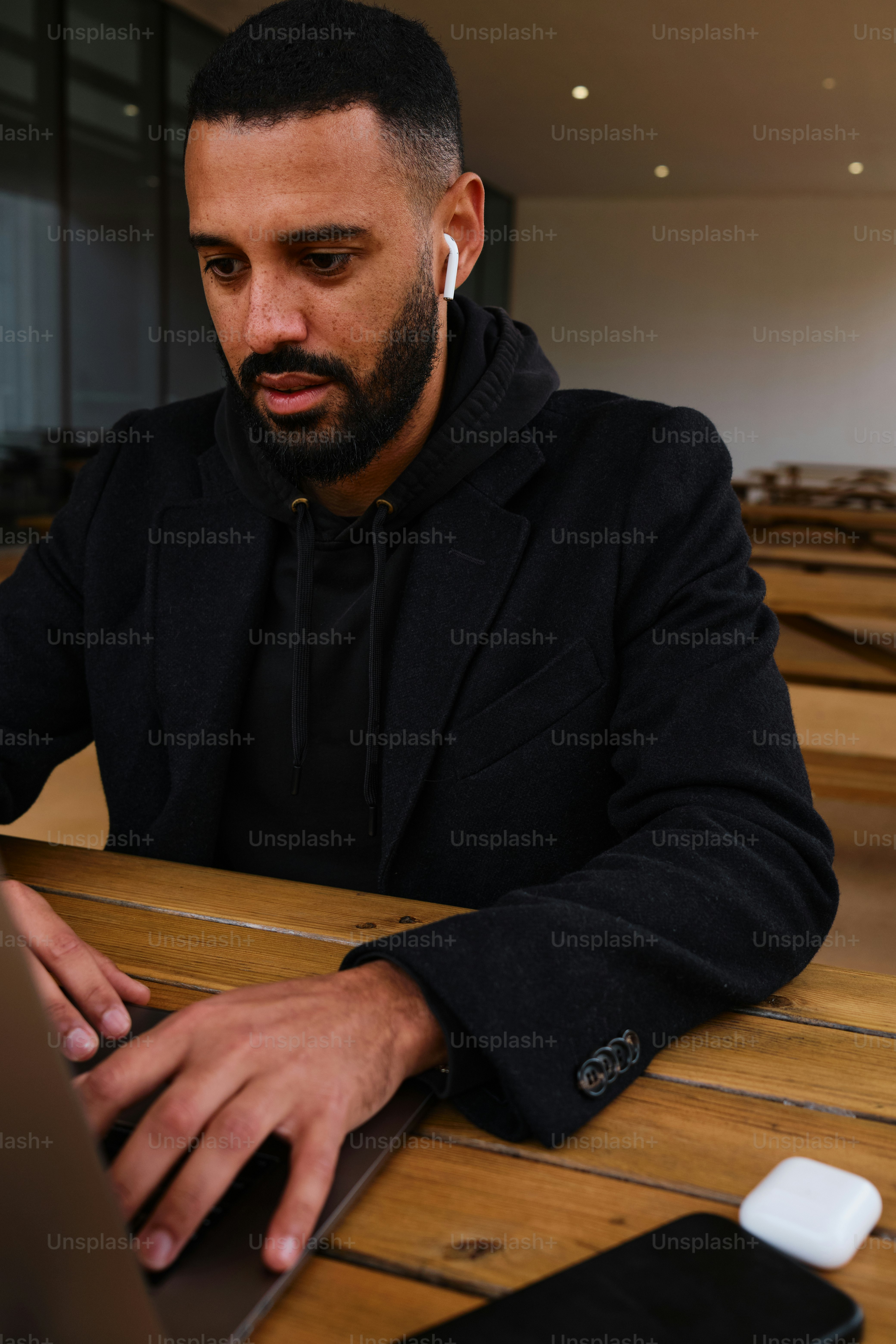 A person using a laptop on a wooden table photo – Man Image on Unsplash