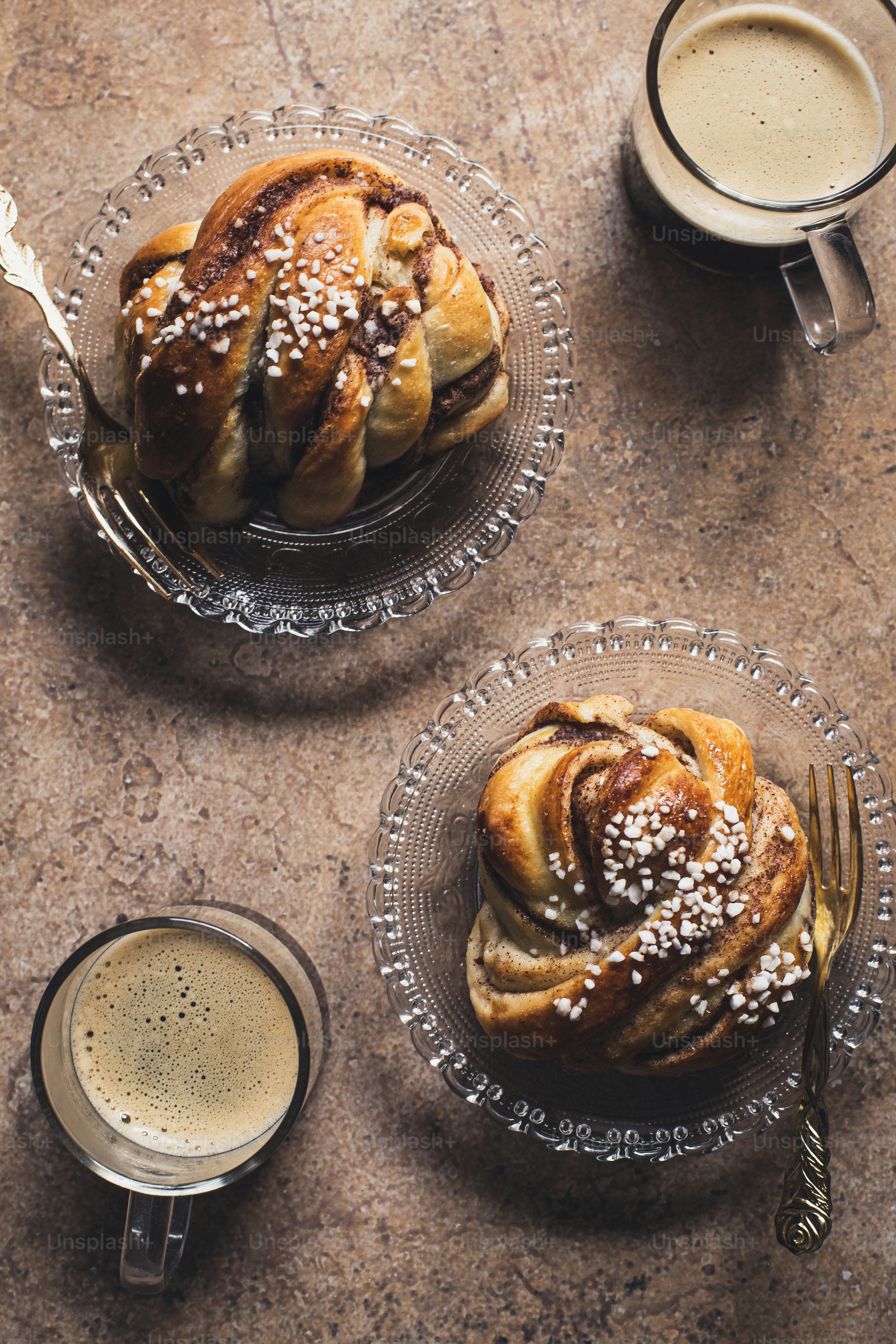 Zwei Teller Spaghetti mit Basilikum und Parmesan Foto – Bild zum Thema ...