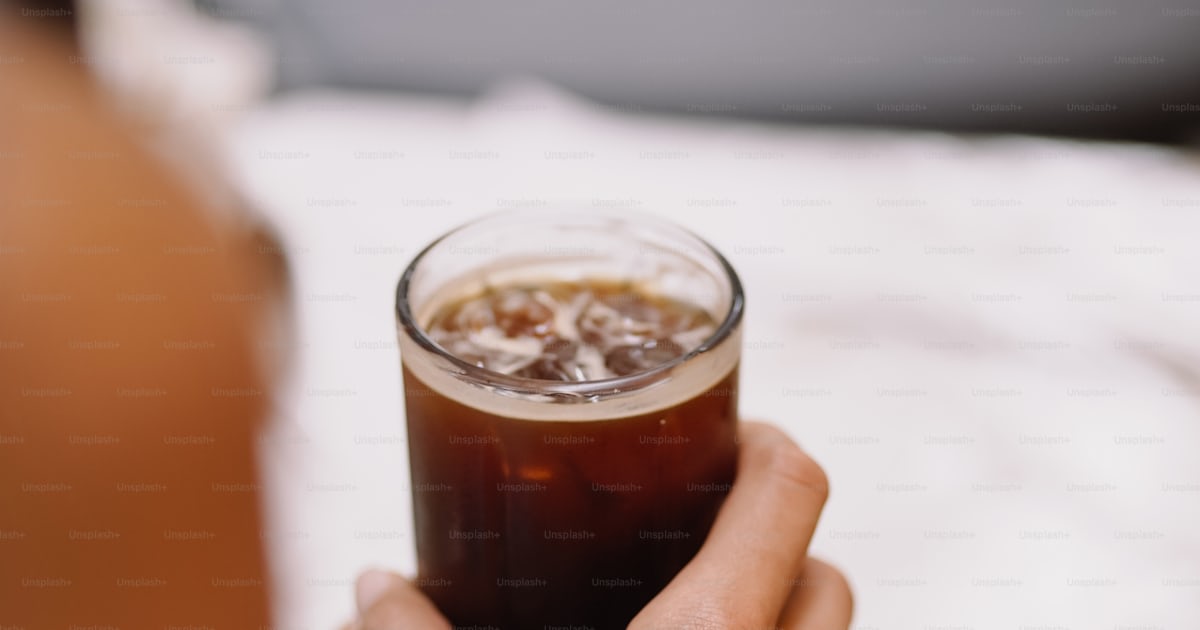 차가운 음료 한 잔을 들고 있는 여자 사진 Unsplash의 마시다 이미지