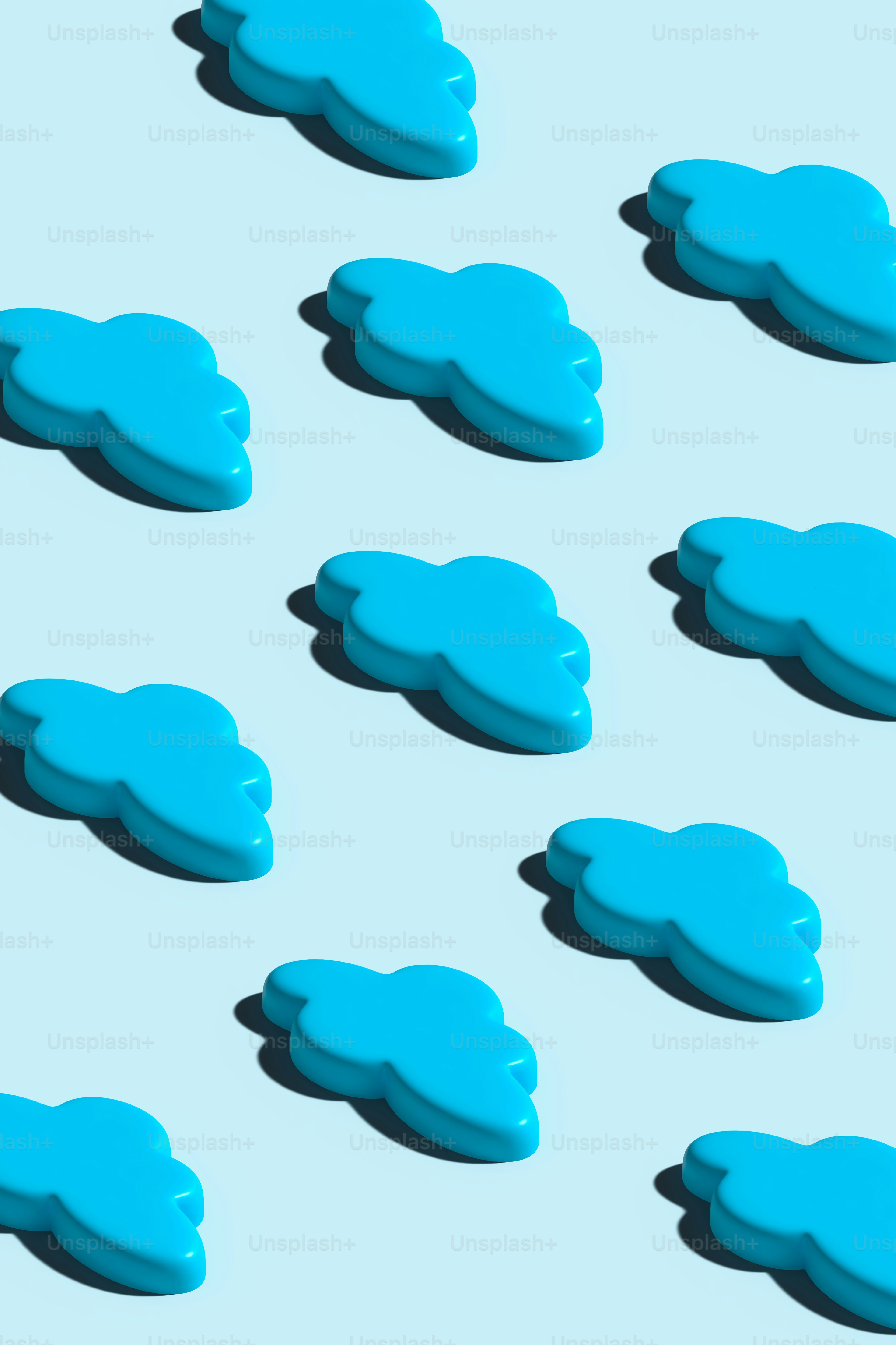 Foto Un grupo de pequeños objetos azules sentados encima de una mesa ...