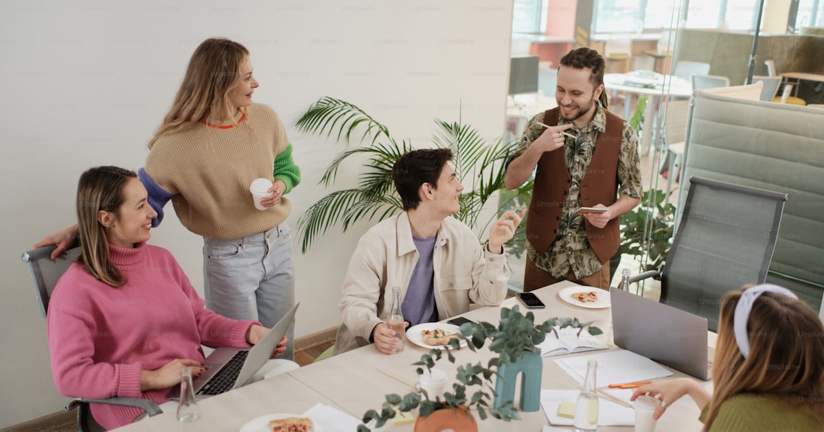 Un Groupe De Personnes Assises Autour Dune Table En Train De Manger