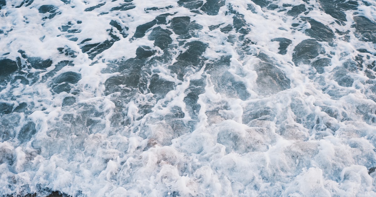 ビーチの海の波のクローズアップの写真 フォーム Unsplashの写真