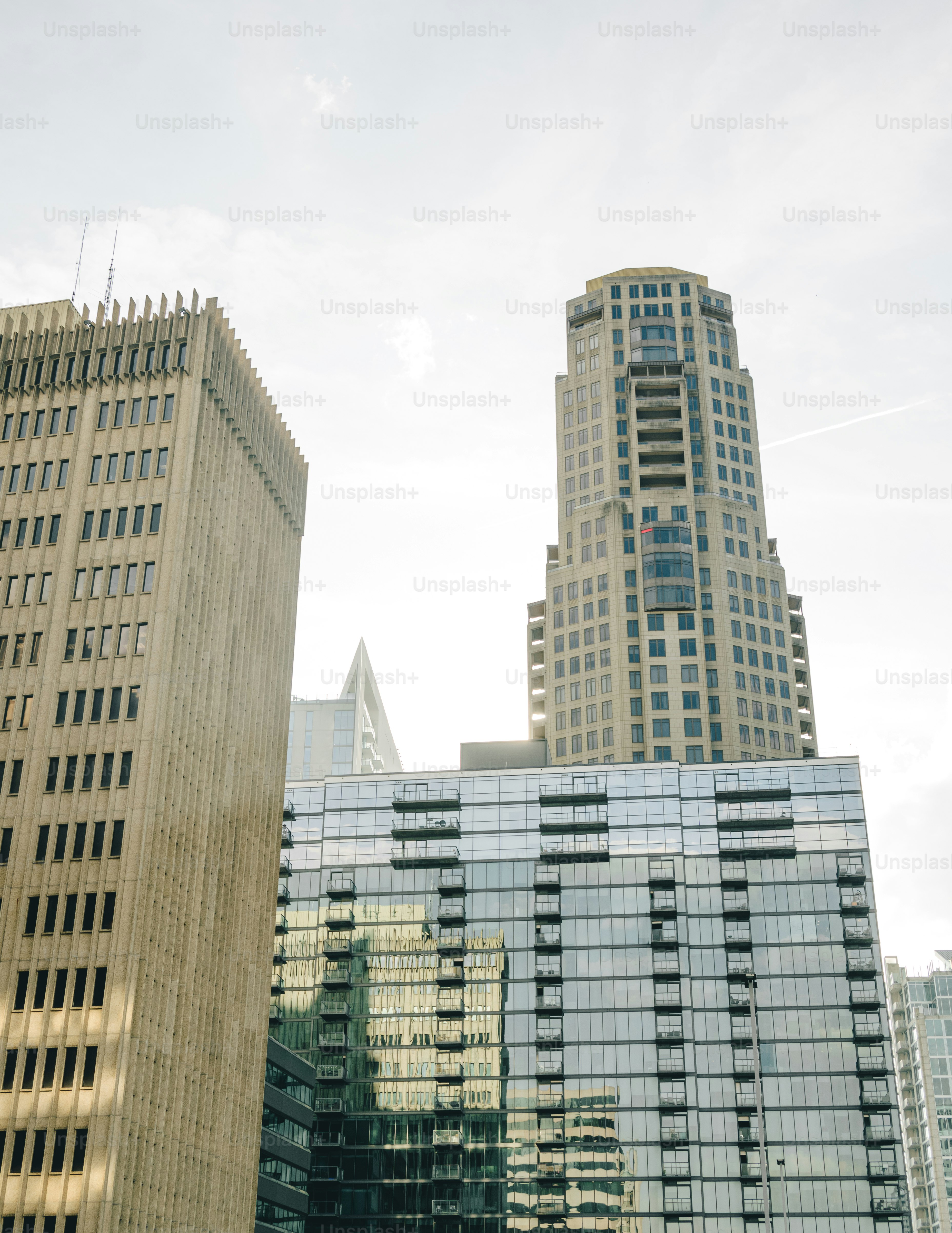 Un par de edificios altos sentados uno al lado del otro foto – Imagen de Panamá en Unsplash