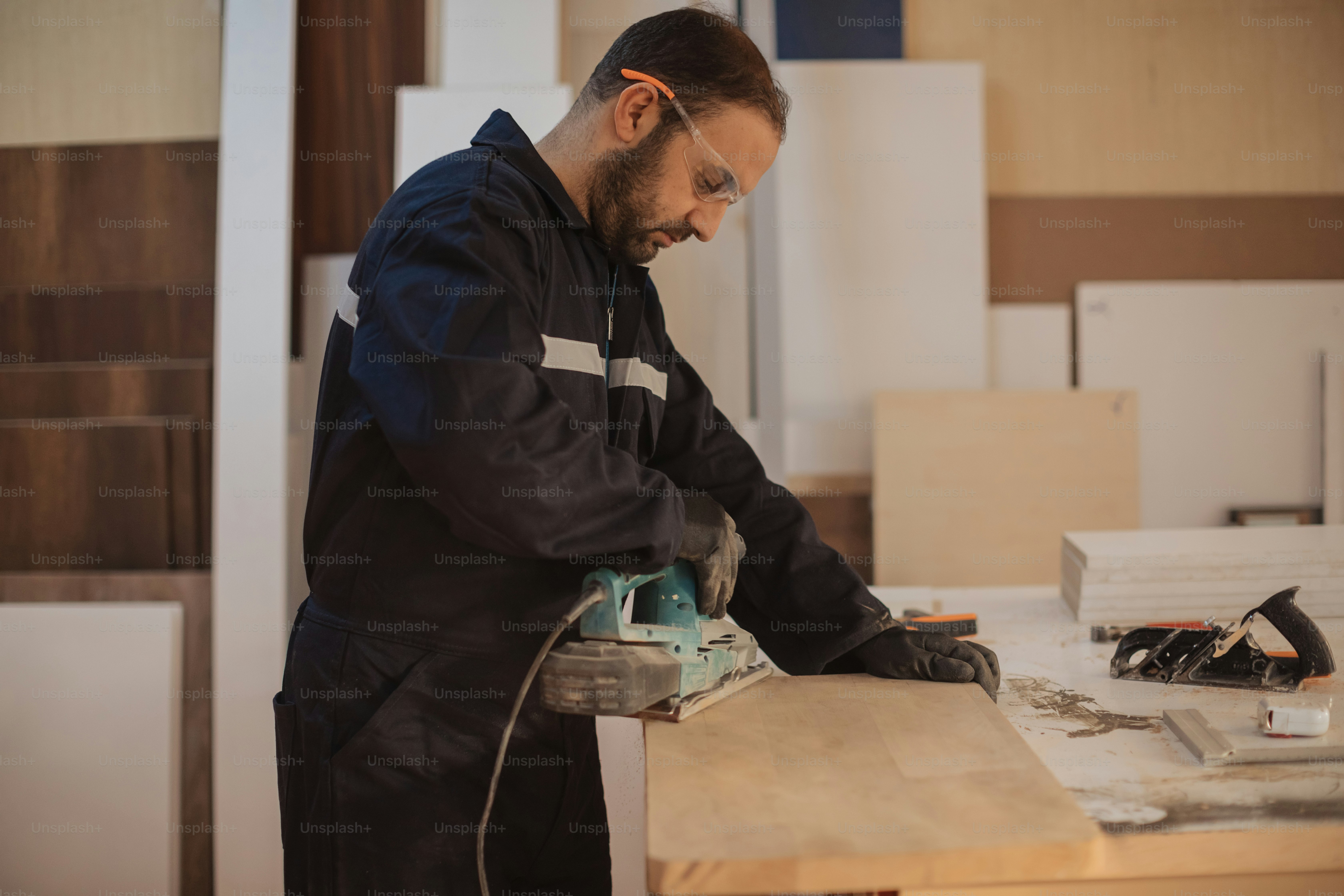 Foto Un hombre lijando una mesa con una herramienta eléctrica – Trabajo ...