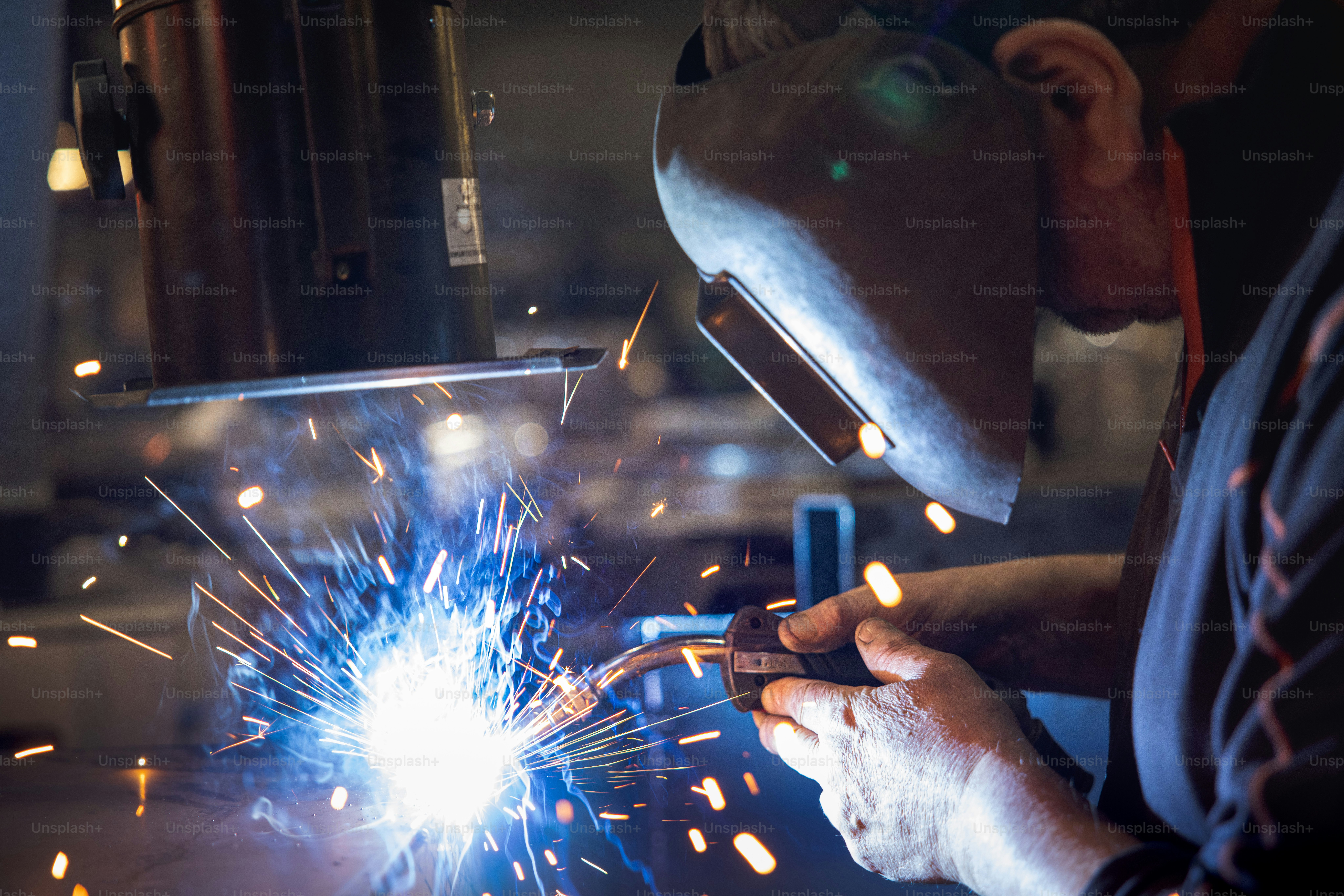 A welder working on a piece of metal photo – Weld Image on Unsplash