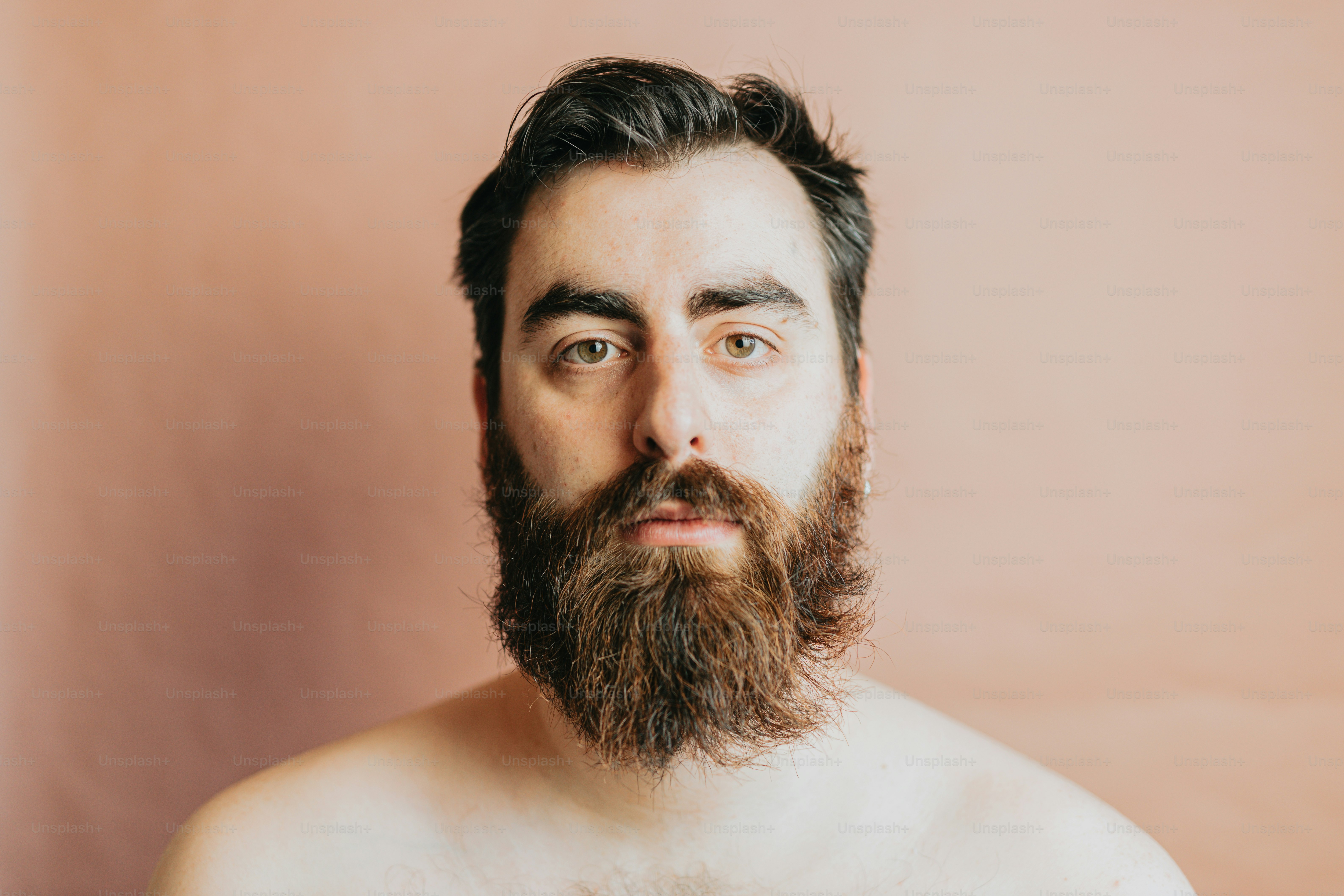 Un homme avec une barbe et pas de chemise photo – Soins personnels ...