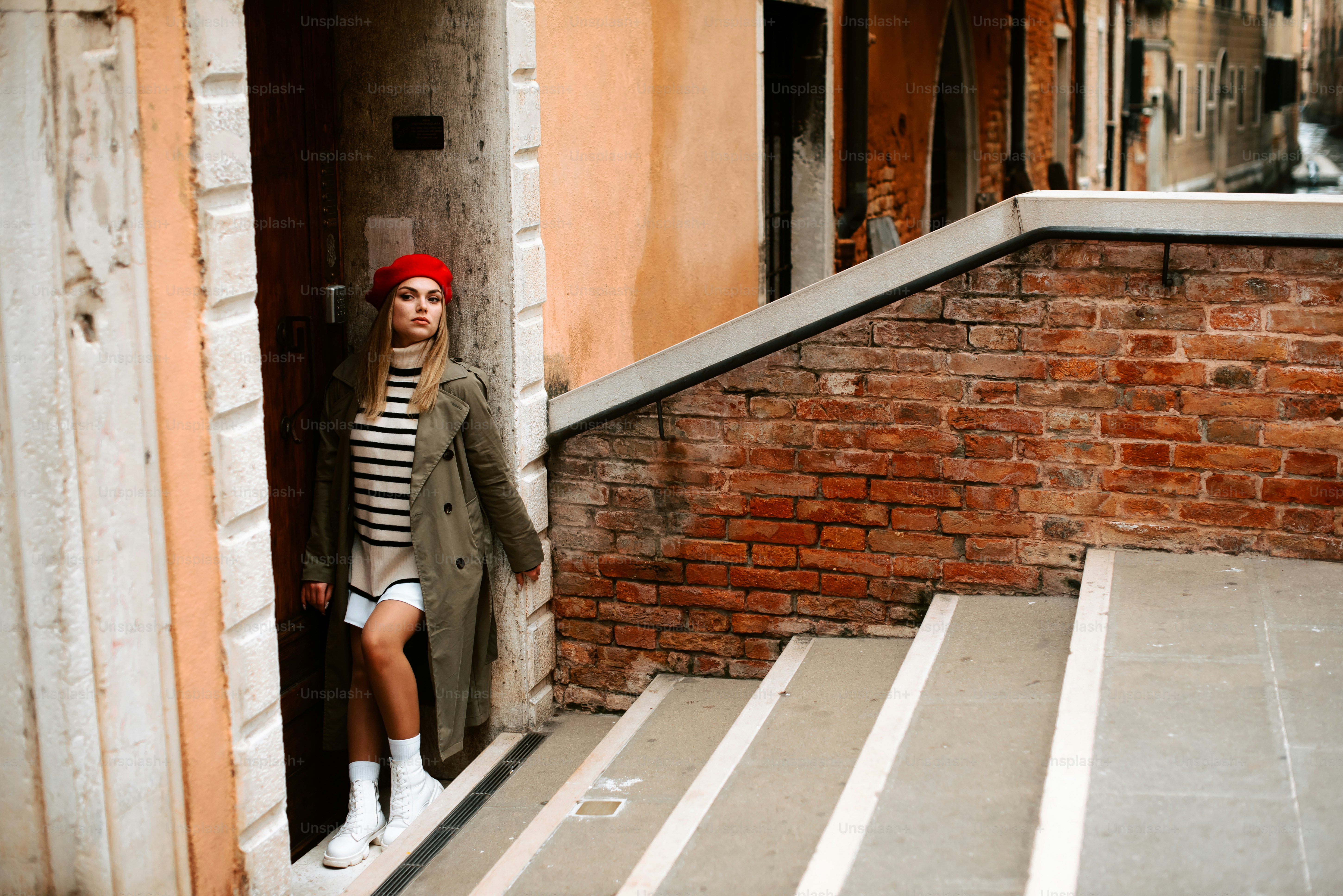 Une femme debout dans l’embrasure d’une porte d’un immeuble photo ...