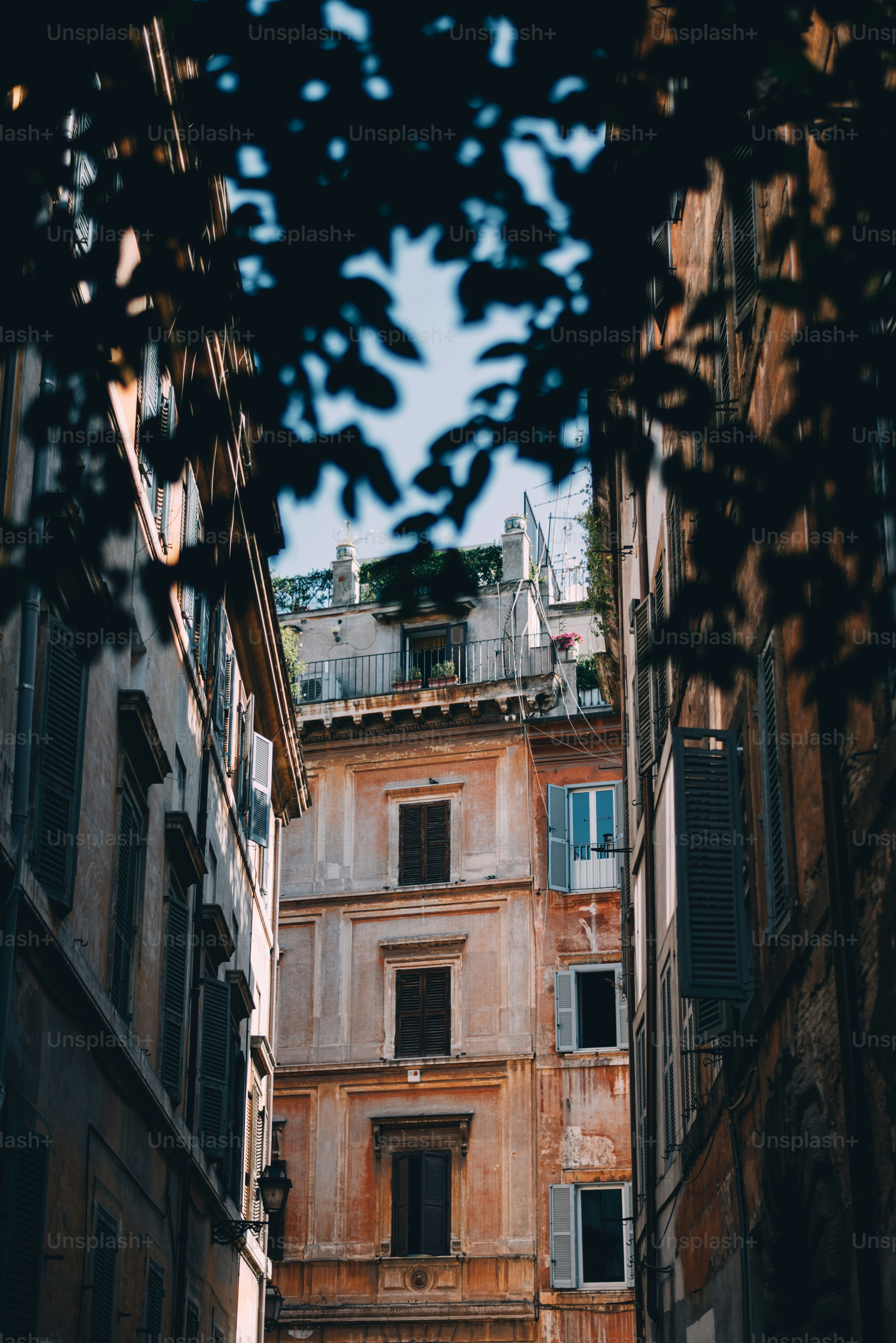 A narrow alley way with a building in the background photo – Italia ...