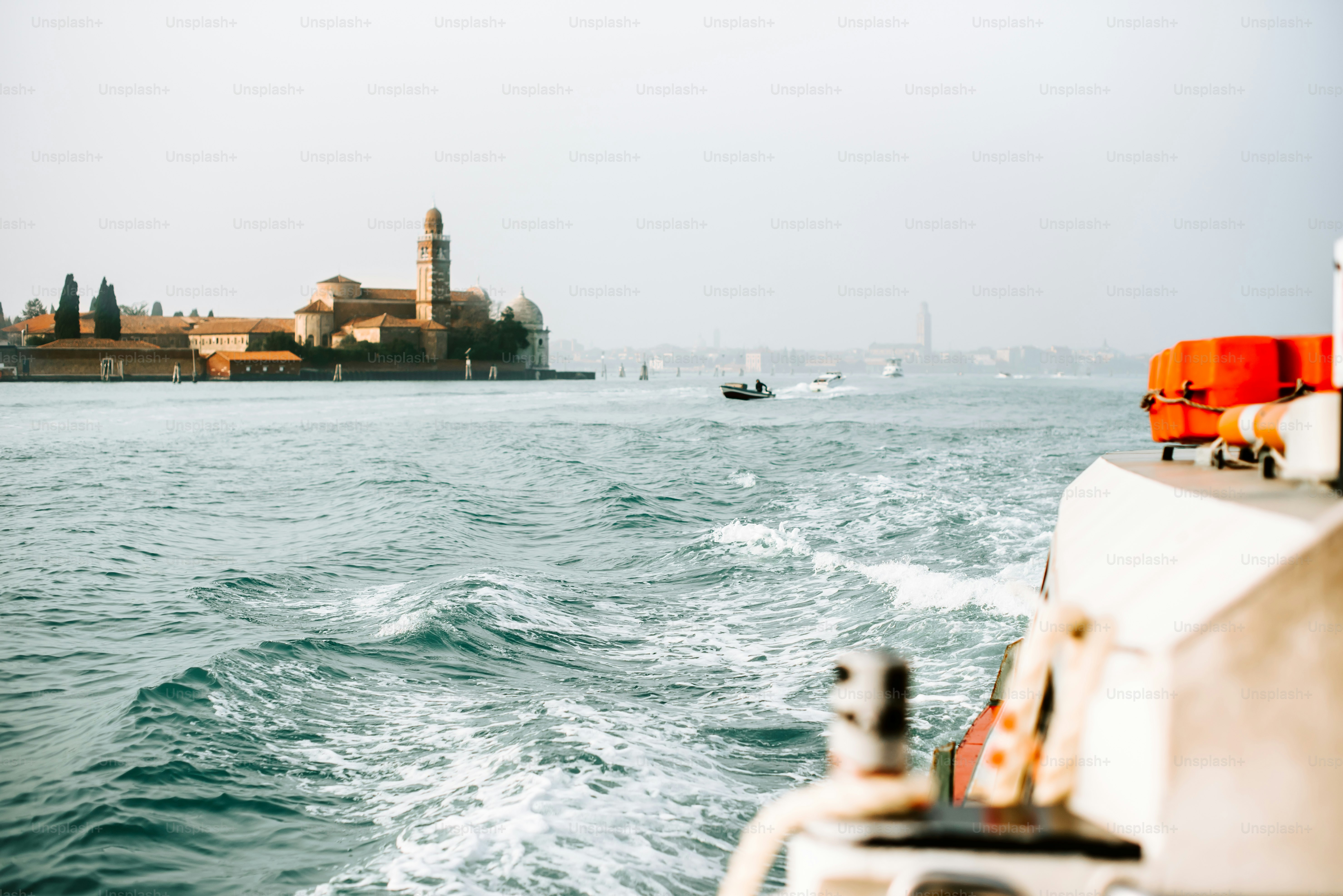 Ein Boot, das auf einem großen Gewässer schwimmt Foto – Bild zum Thema ...
