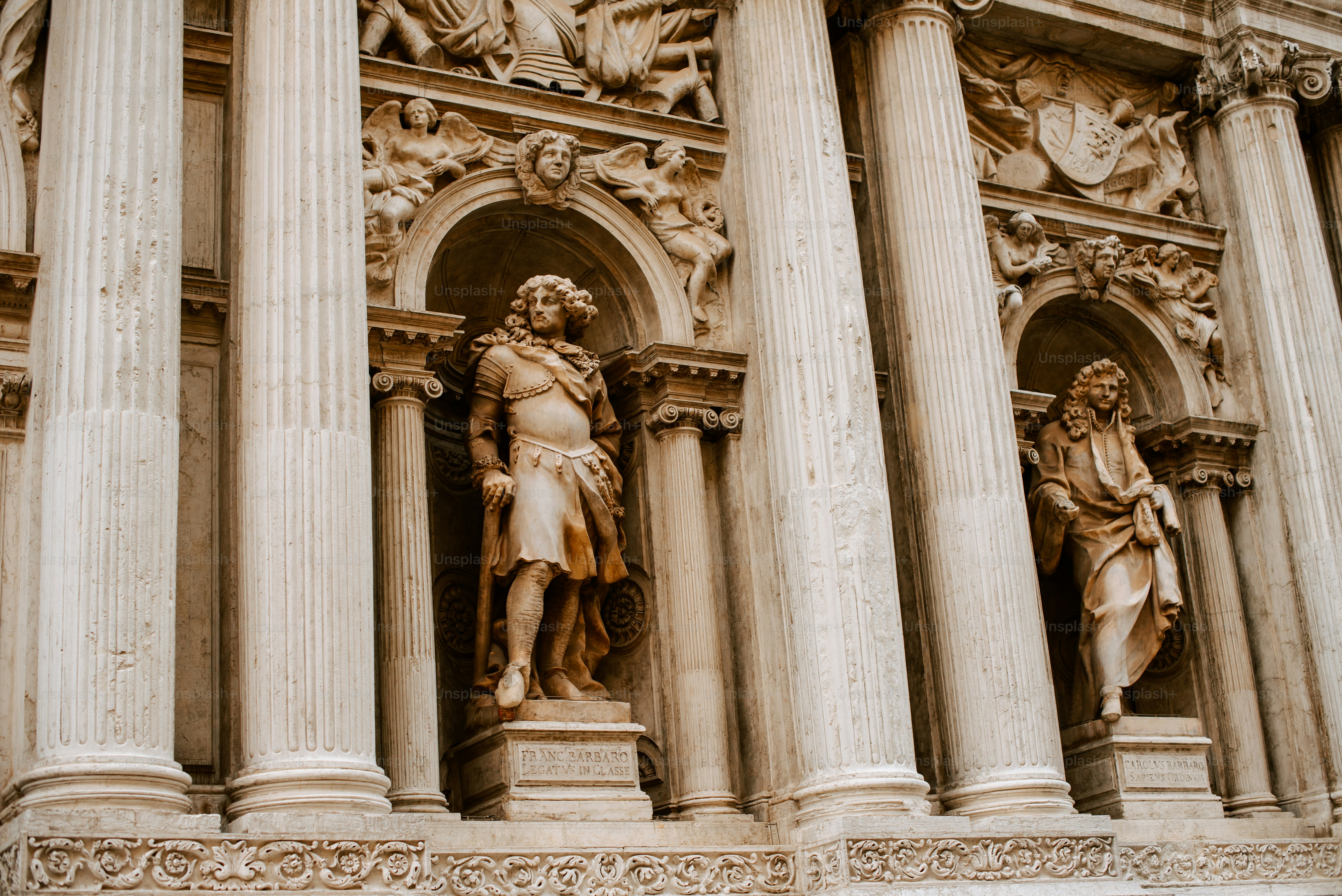 A statue on the side of a building photo – Sculptures Image on Unsplash