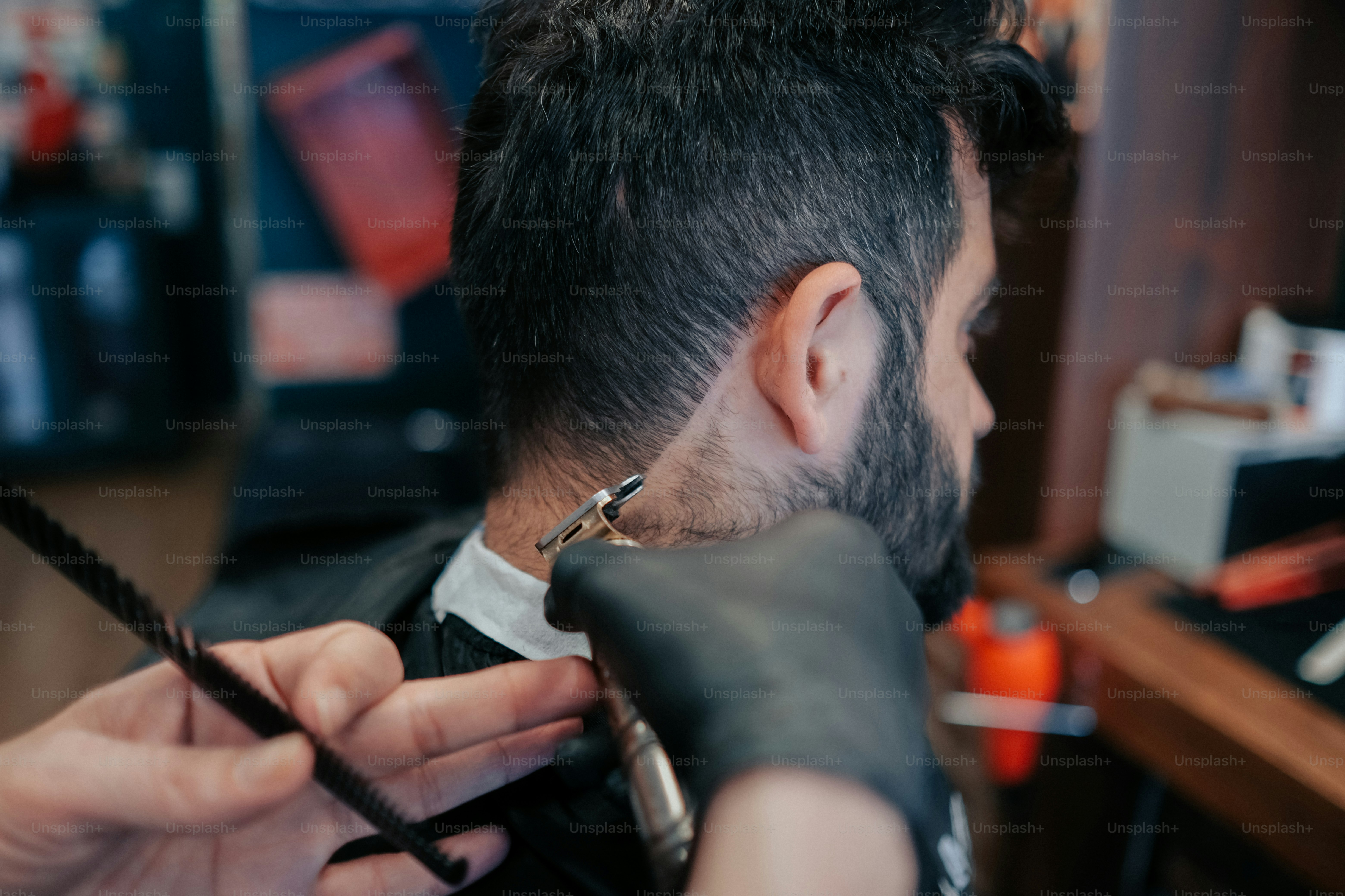 A man getting his hair cut by a barber photo – Barber Image on Unsplash