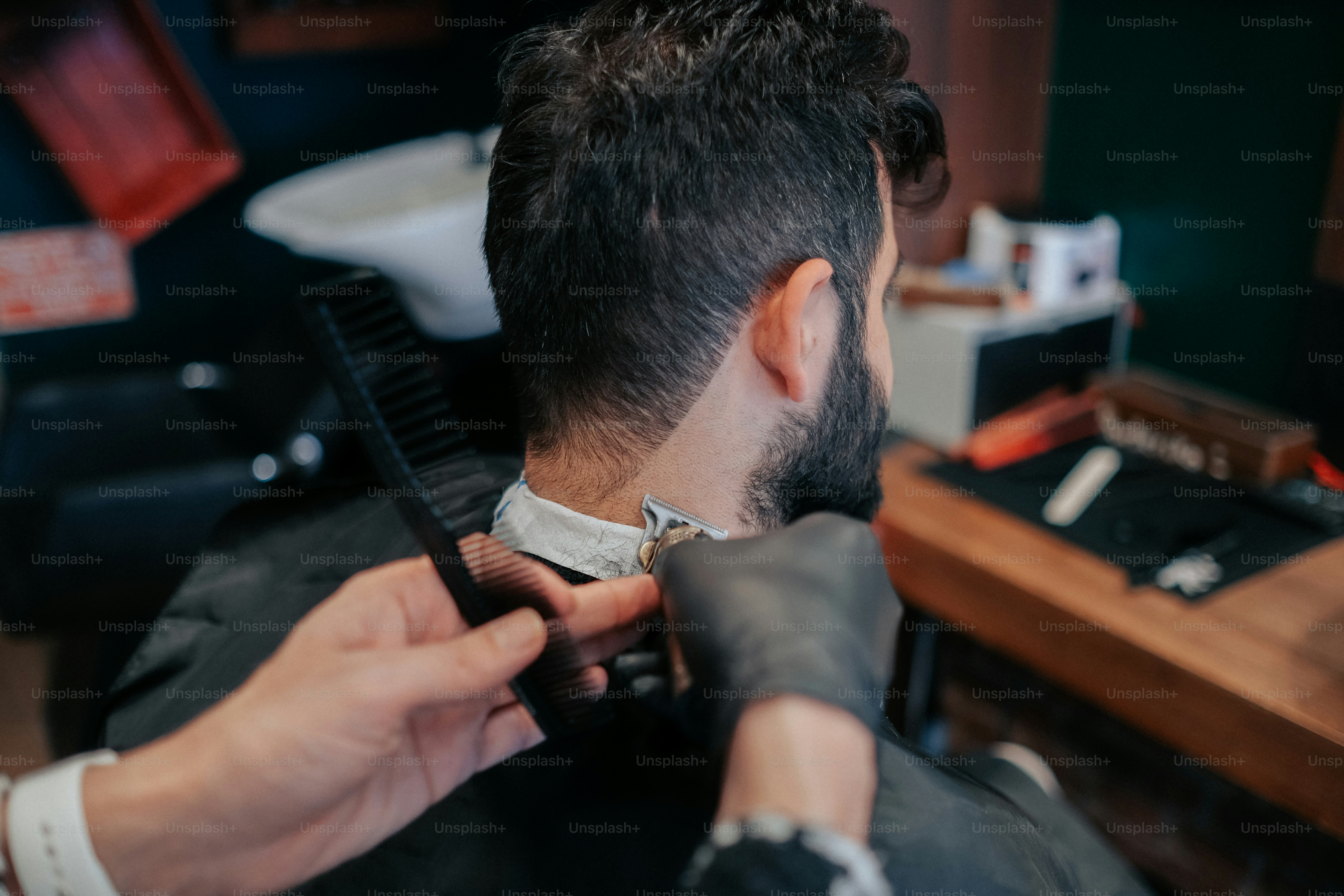 Foto Un hombre cortándose el pelo por un barbero – Barbero Imagen en ...