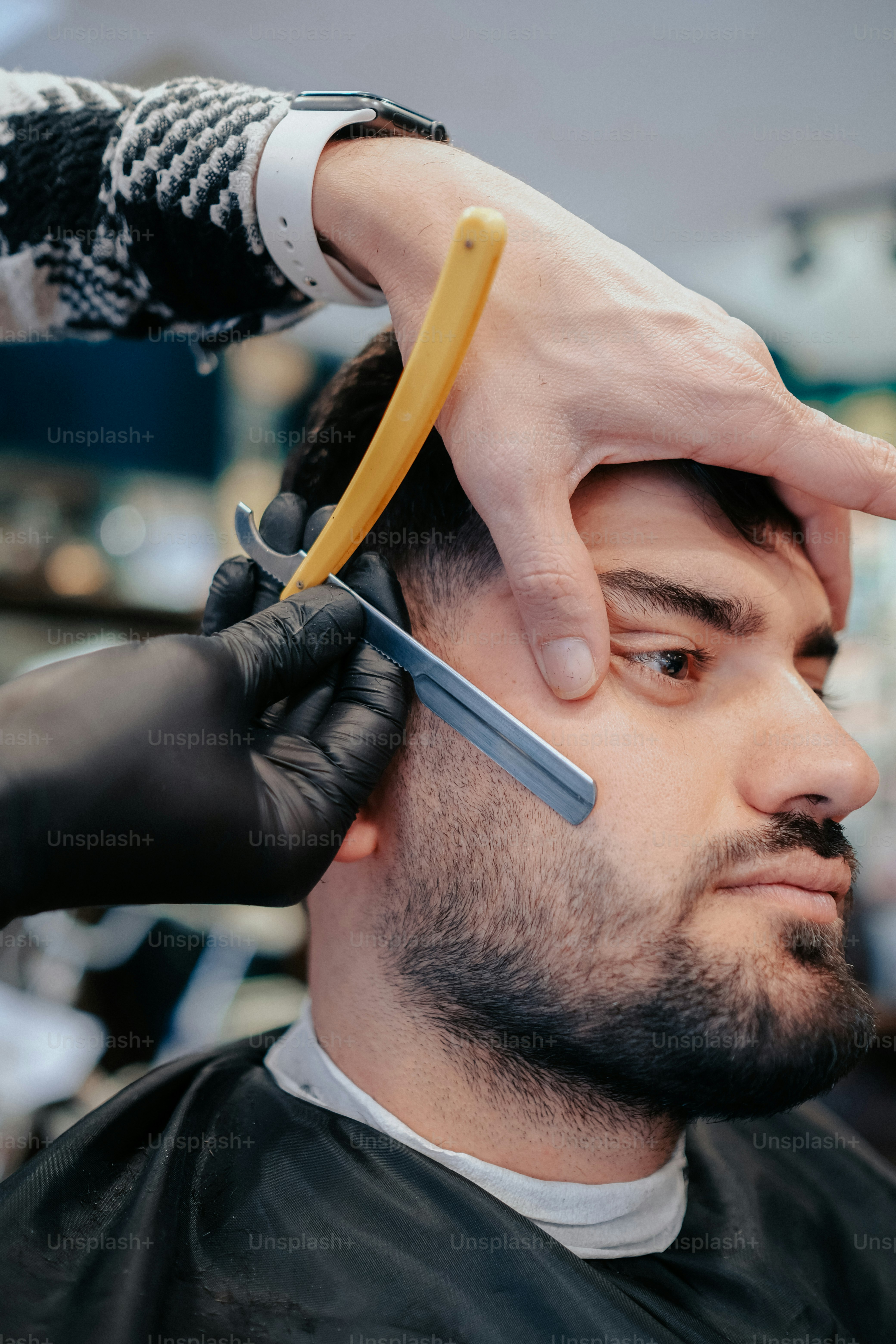 A man cutting another mans hair with a pair of scissors photo – Haircut ...