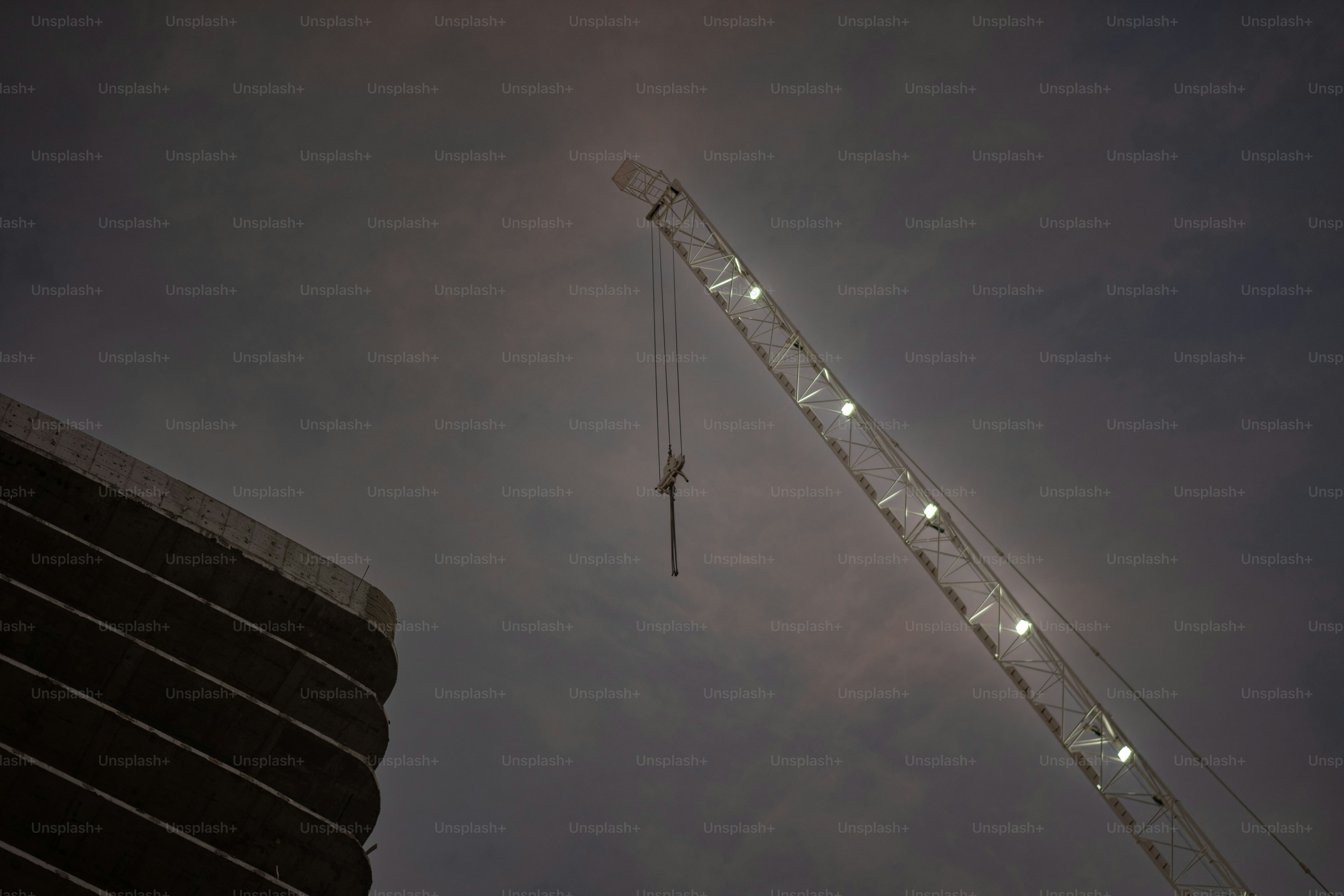 Une grue soulève une grosse pièce d’équipement dans les airs photo ...