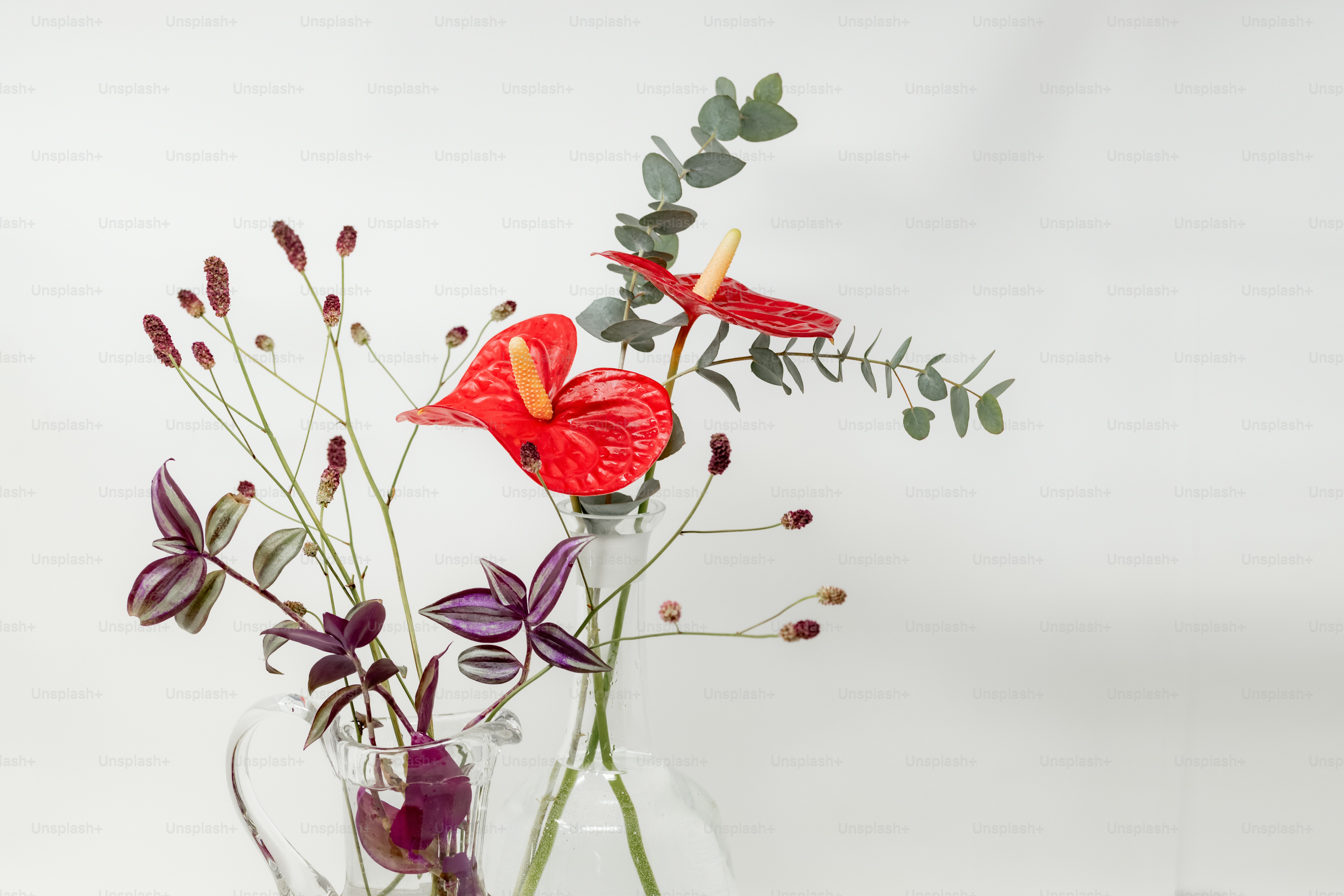 Un vase rempli de fleurs sur une table photo – Image de Composition ...