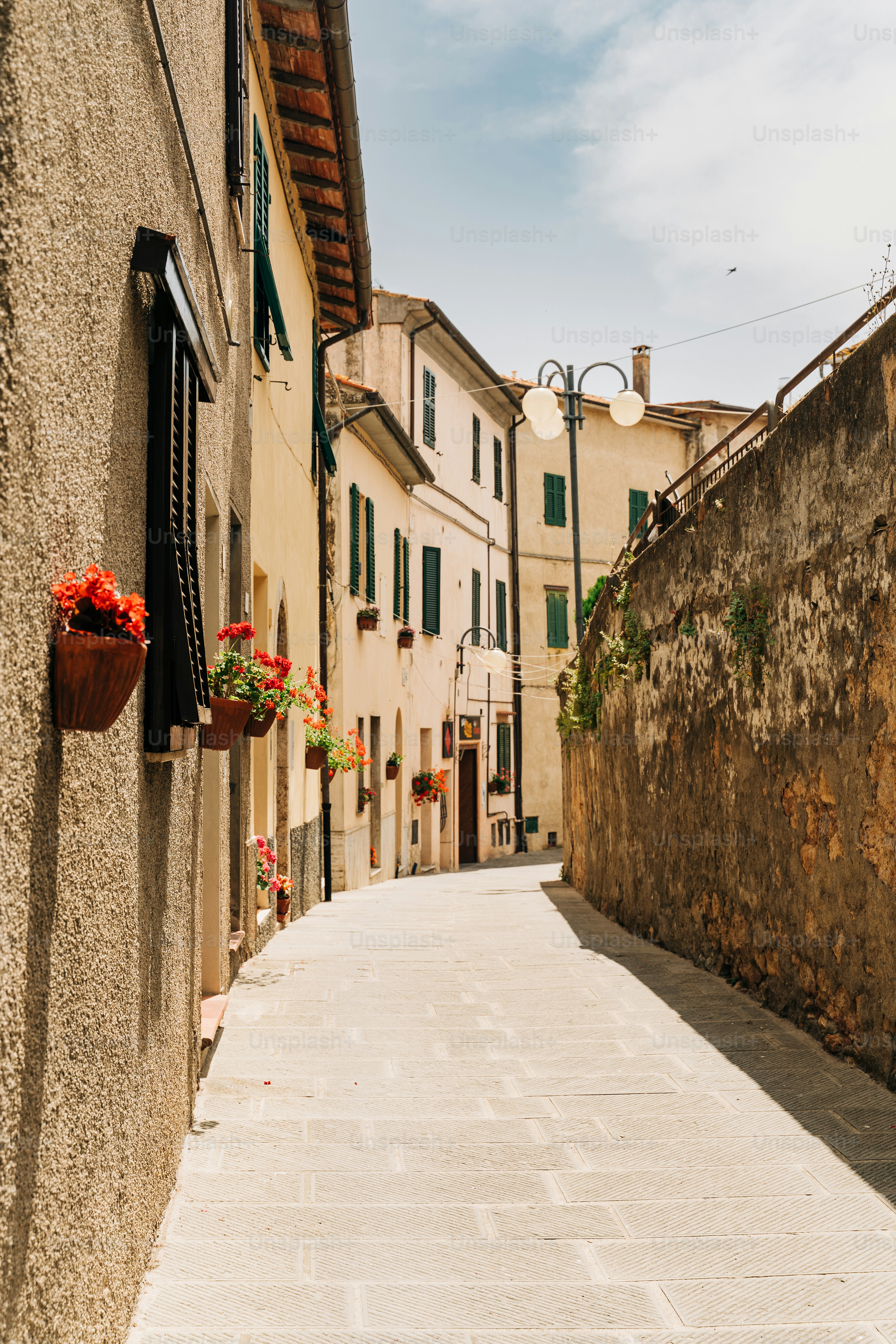 Foto Jalan sempit dengan beberapa bangunan di kedua sisi – Gambar ...