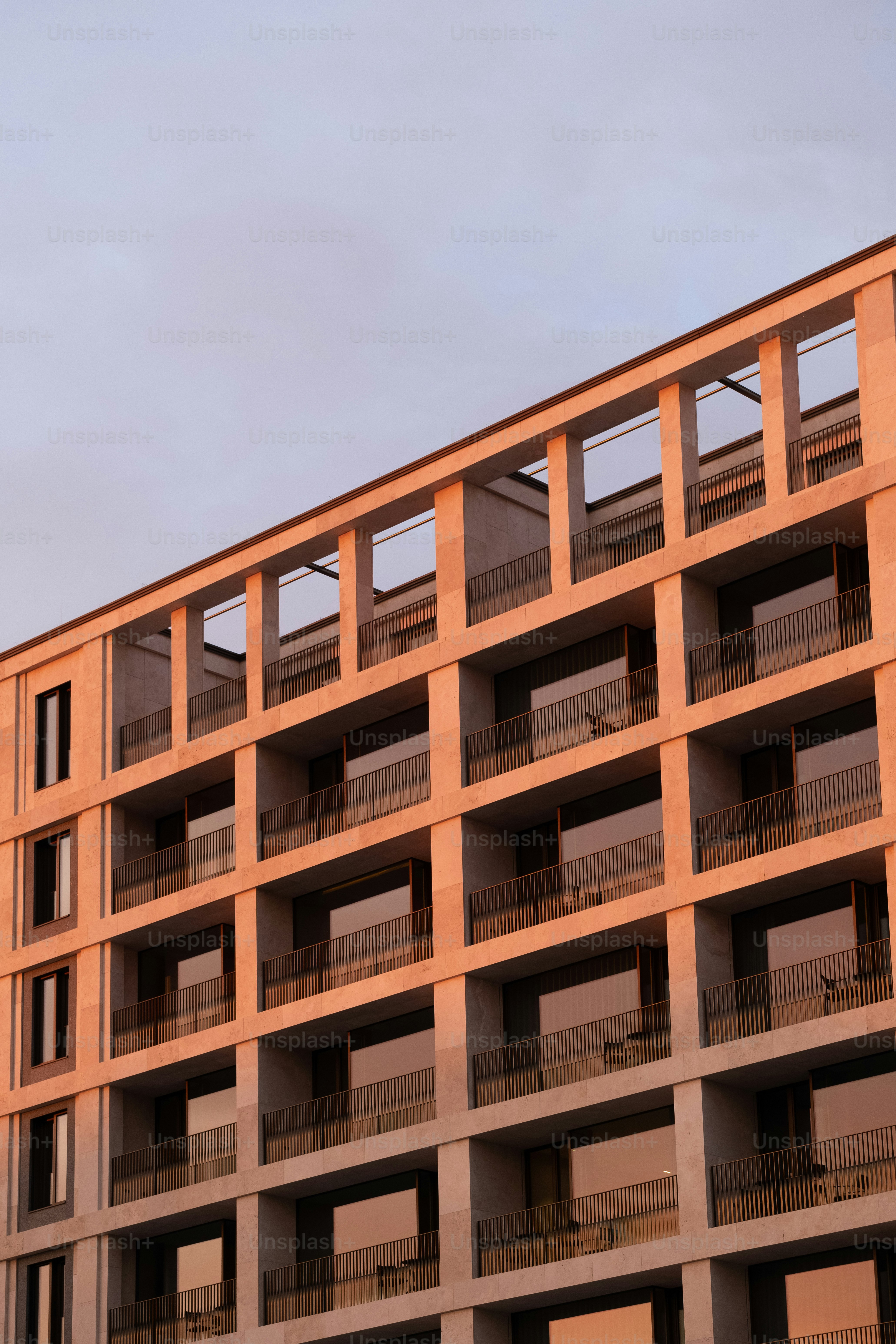 Un grand immeuble avec des balcons et des balcons sur les balcons photo ...