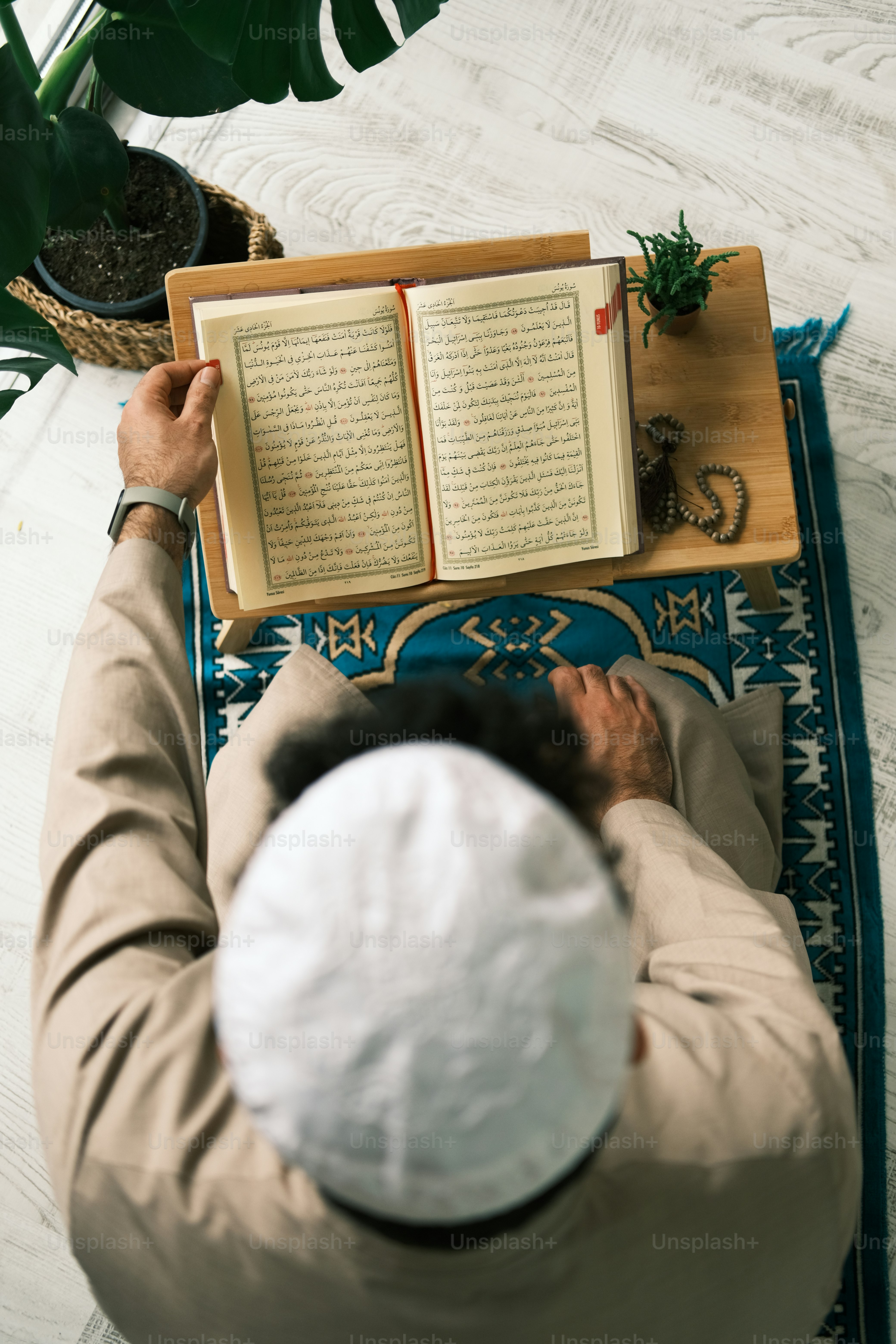 An open book sitting on top of a mat photo – Islamic calligraphy Image ...